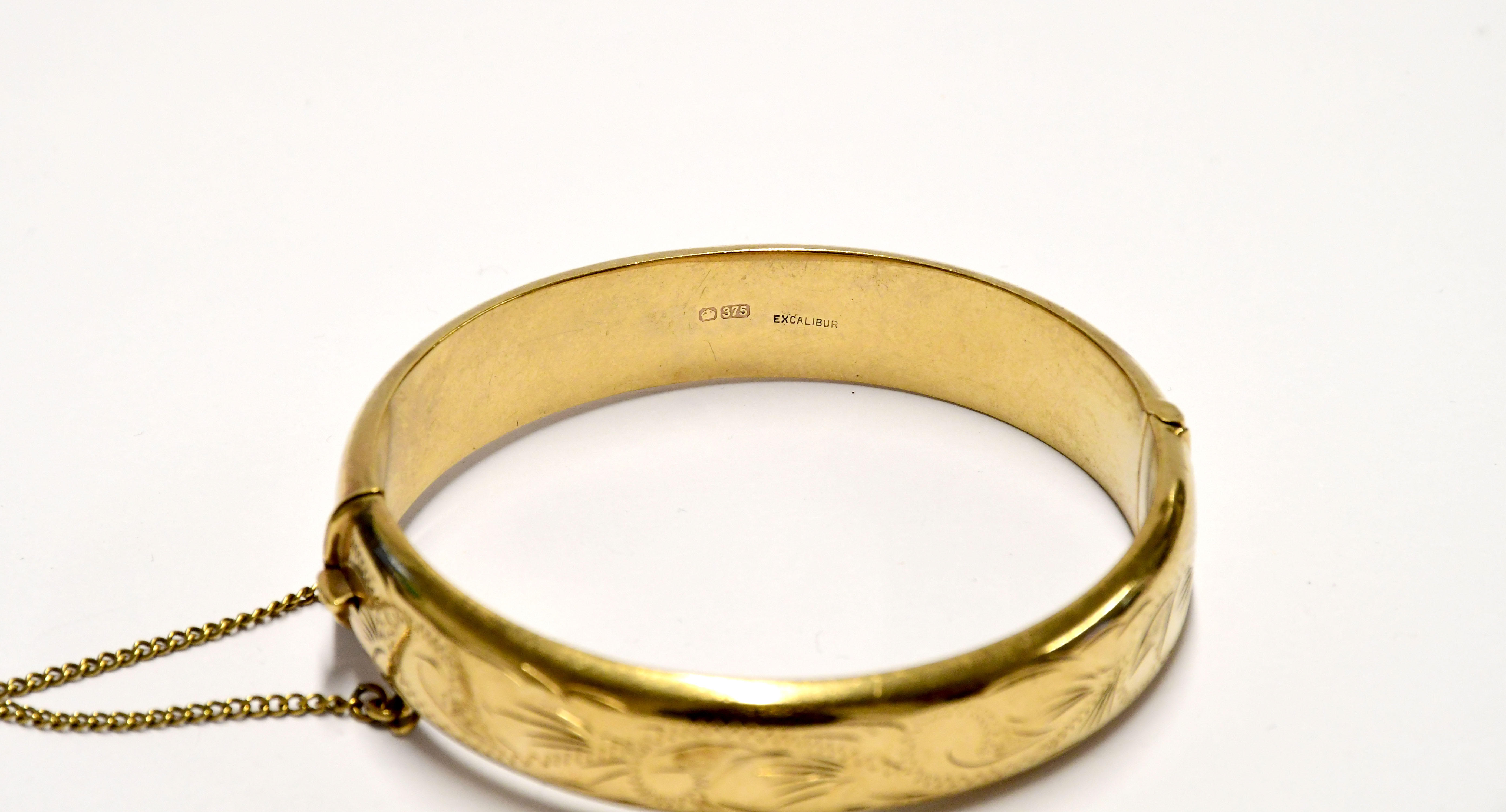 Lot 925 - A 9ct gold bangle
