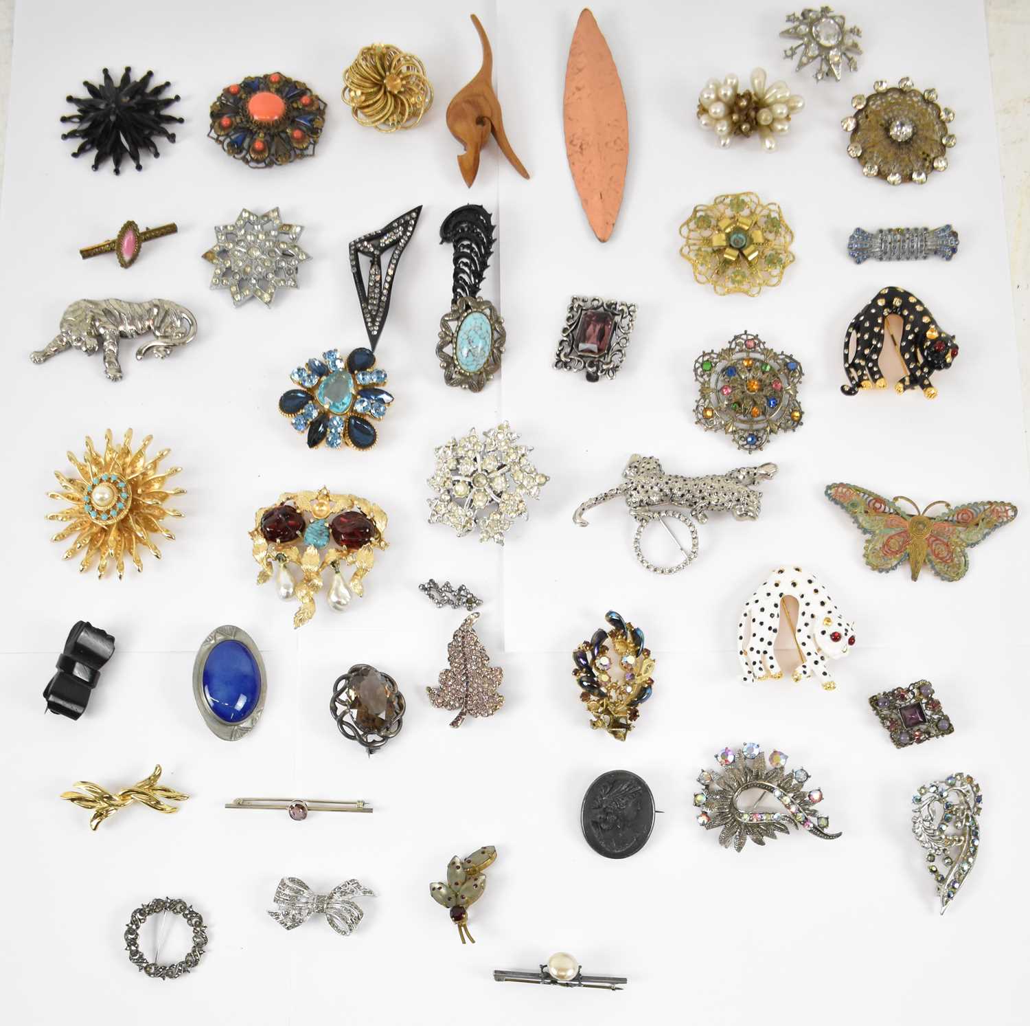 Lot 811 - A collection of forty-three assorted costume