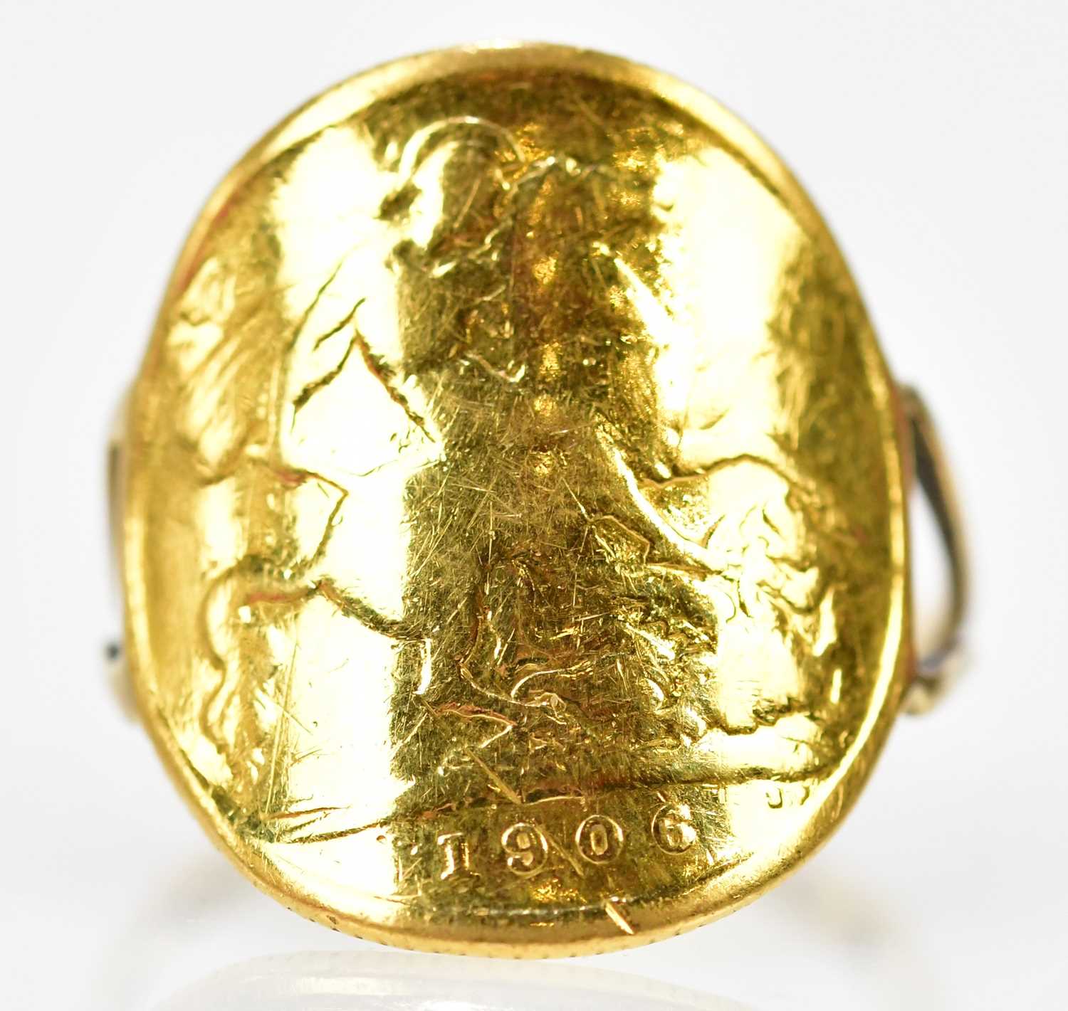 Lot 199 - A 9ct yellow gold half sovereign set ring,