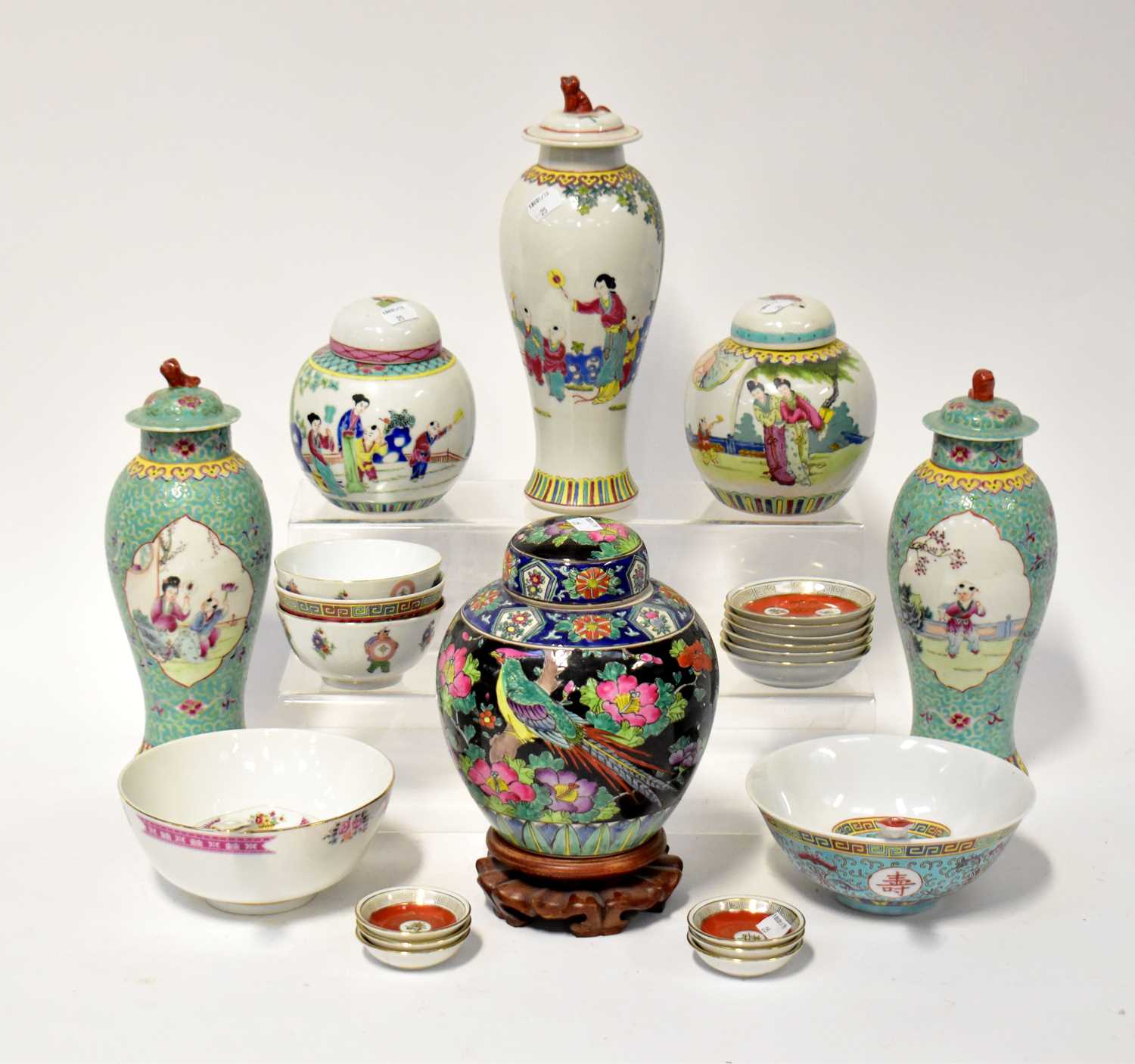 Lot 361 - A collection of Chinese porcelain ware
