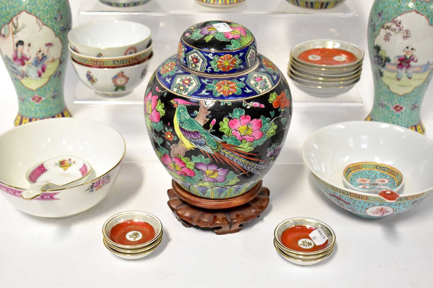 Lot 361 - A collection of Chinese porcelain ware