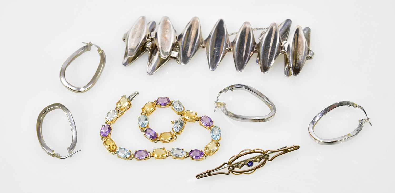 Lot 788 - A small group of jewellery including a bar