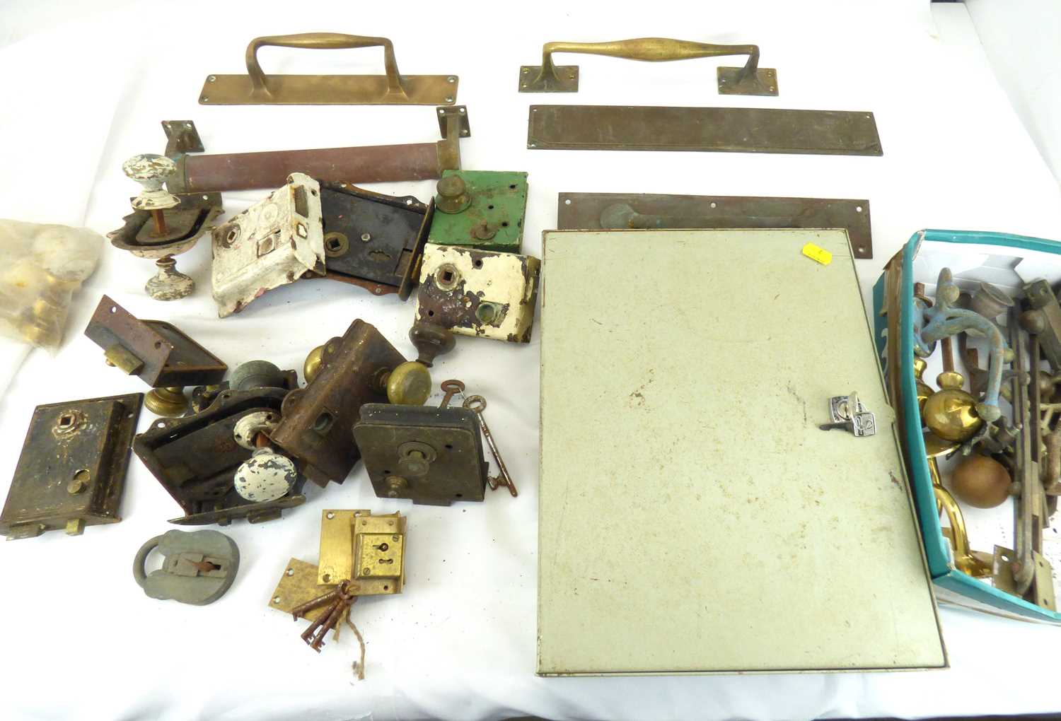 Lot 206 - A large quantity of mainly brass door locks