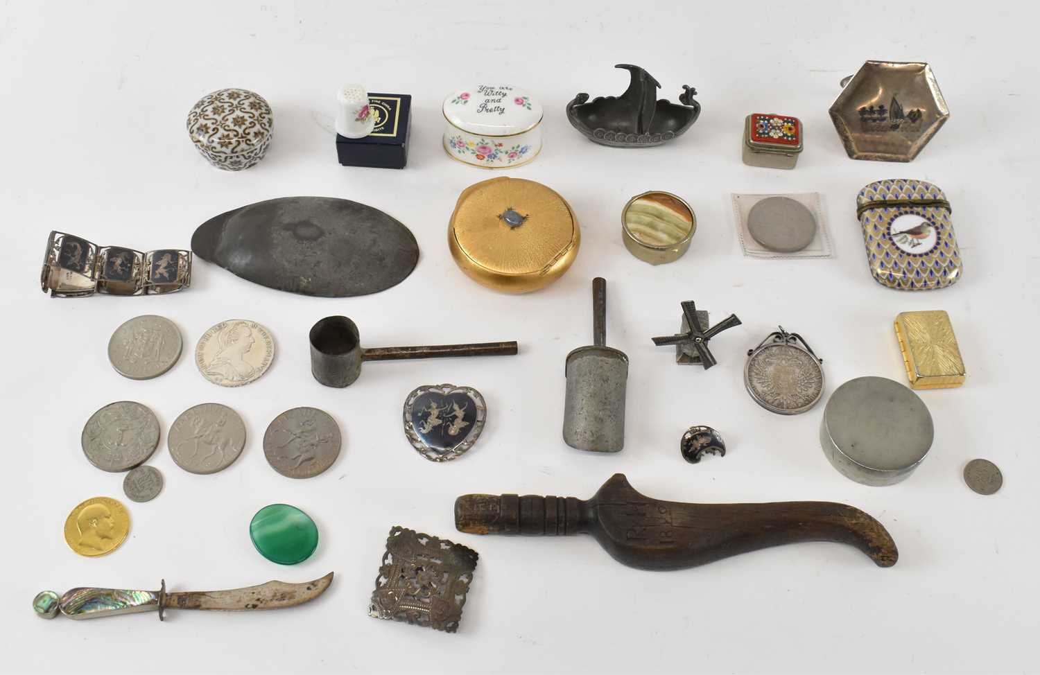 Lot 305 - A small quantity of collectors' items,