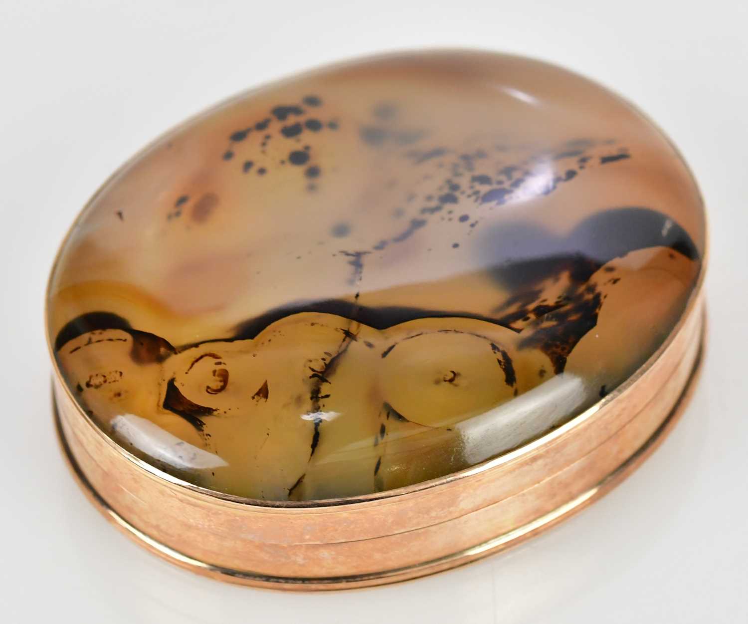 Lot 2042 - A Continental snuff box, yellow metal