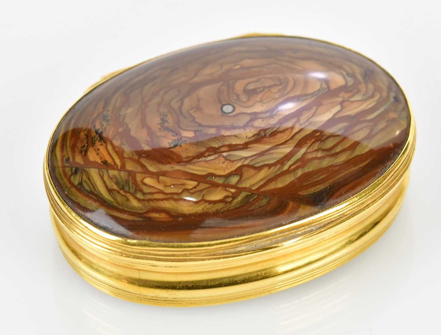 Lot 2044 - A 19th century agate and yellow metal snuff