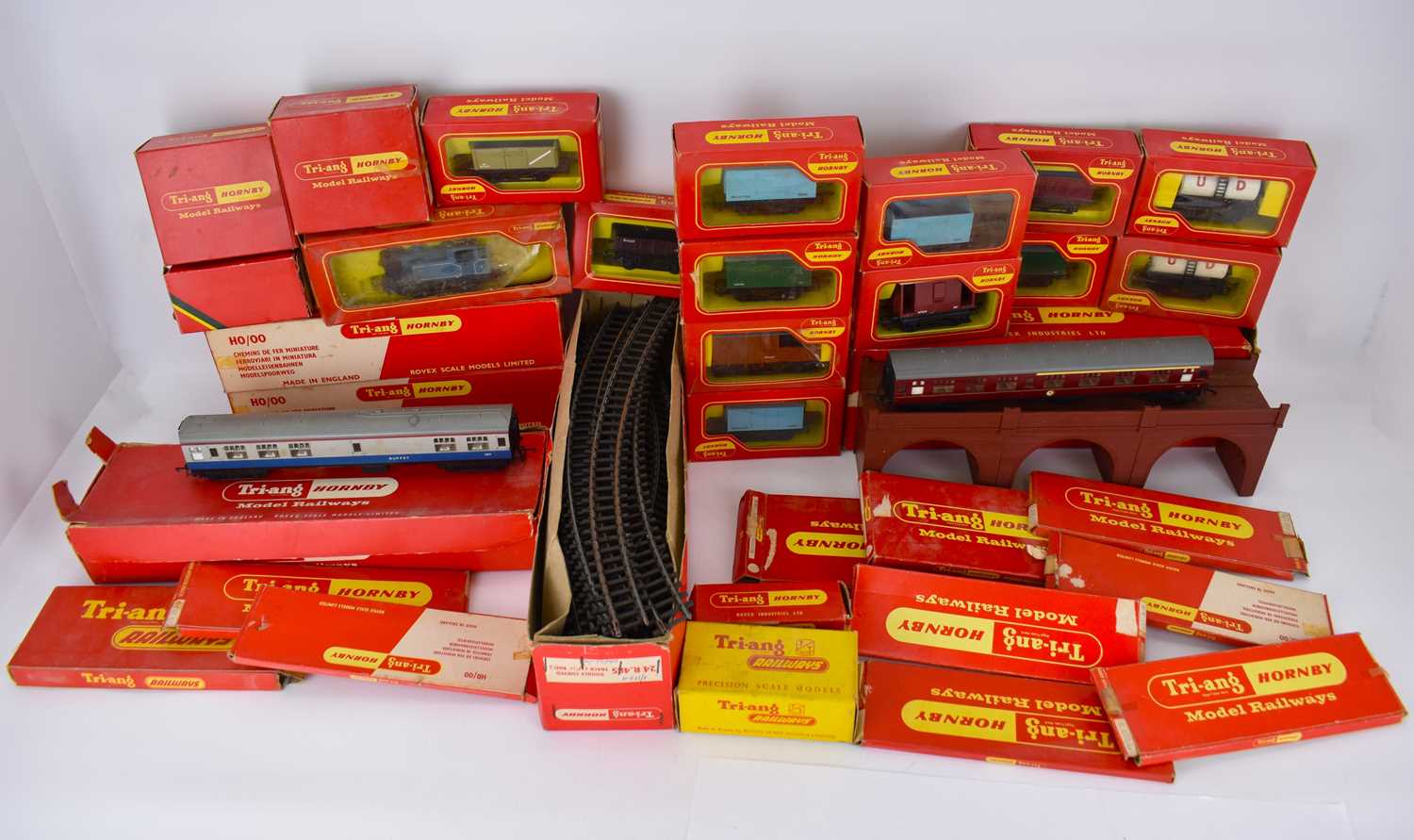 Lot 451 - TRI-ANG HORNBY; various boxed HO/OO gauge