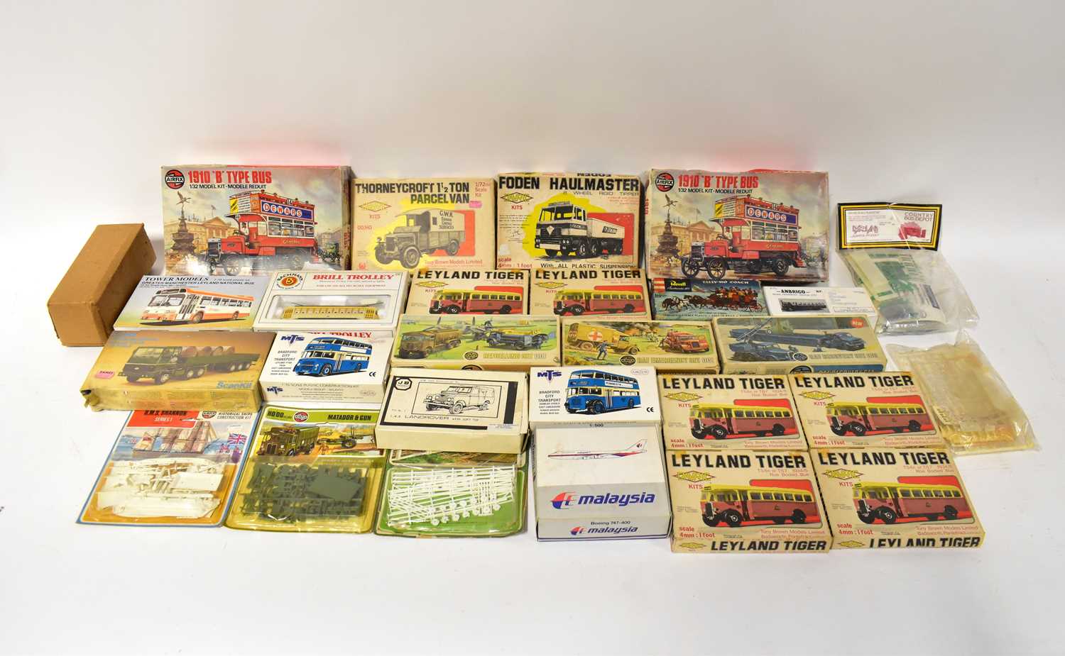Lot 213 - A quantity of bus vehicle and other model