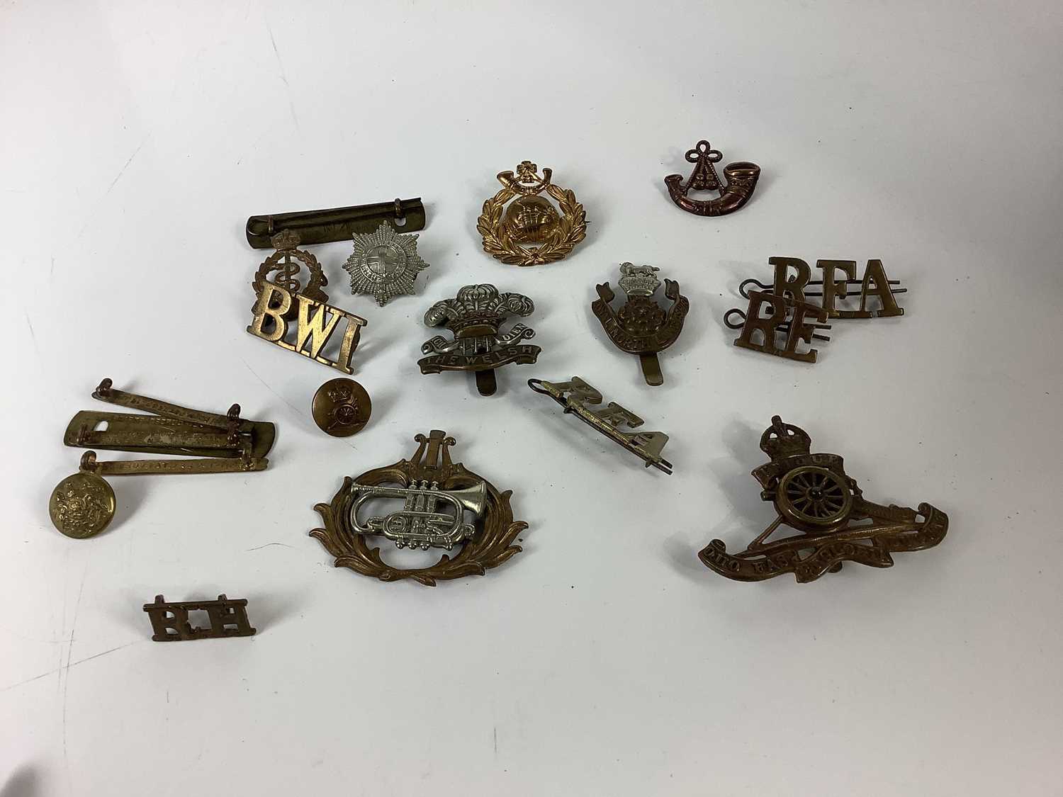Lot 5141 - A small collection of army badges, to