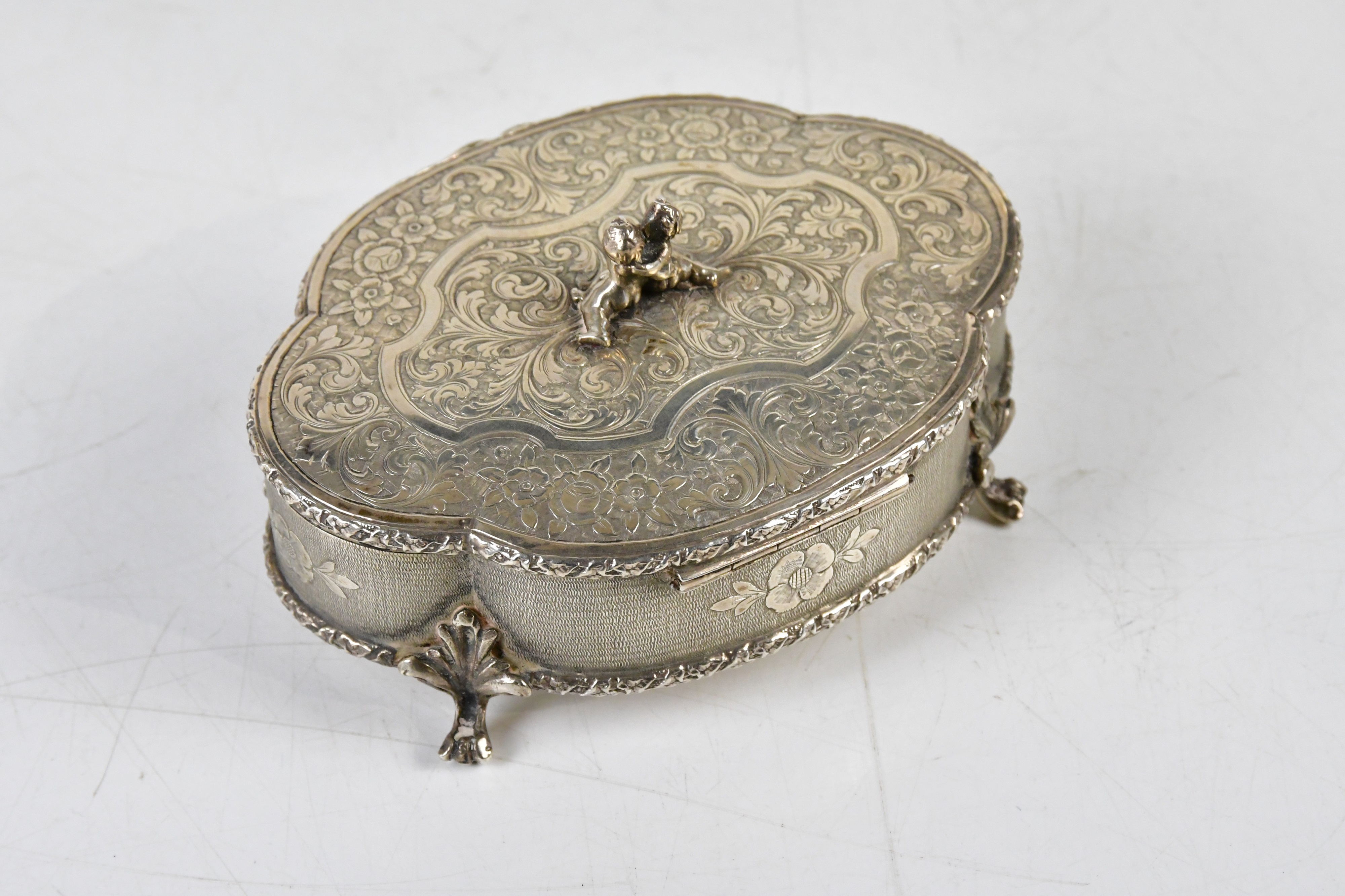 Lot 2477 - A Continental 800 grade silver trinket box