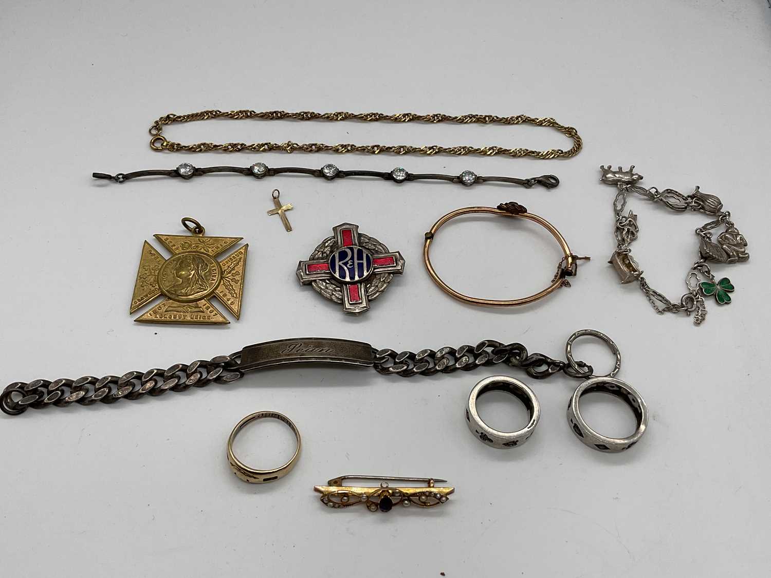 Lot 413 - A 9ct yellow gold ring (inscription to inner