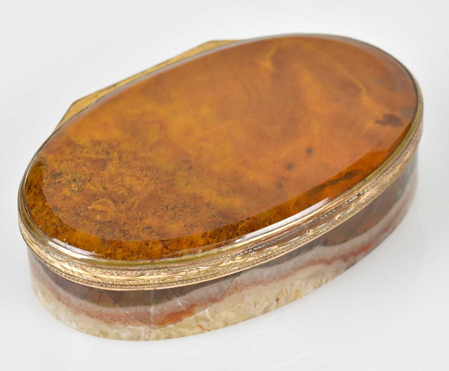 Lot 772 - An early 19th century hardstone snuff box of