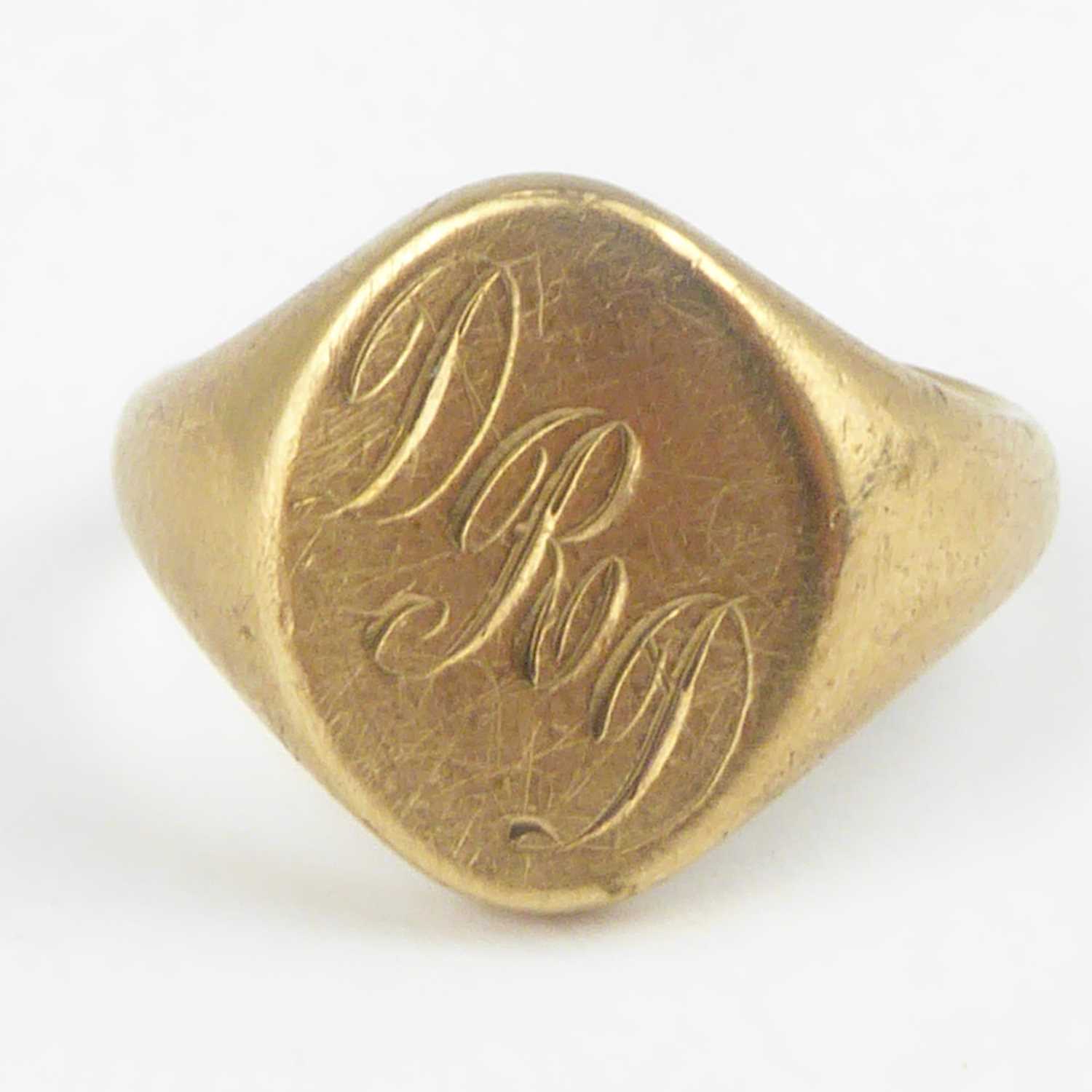 Lot 1013 - A 9ct gold signet ring with engraved