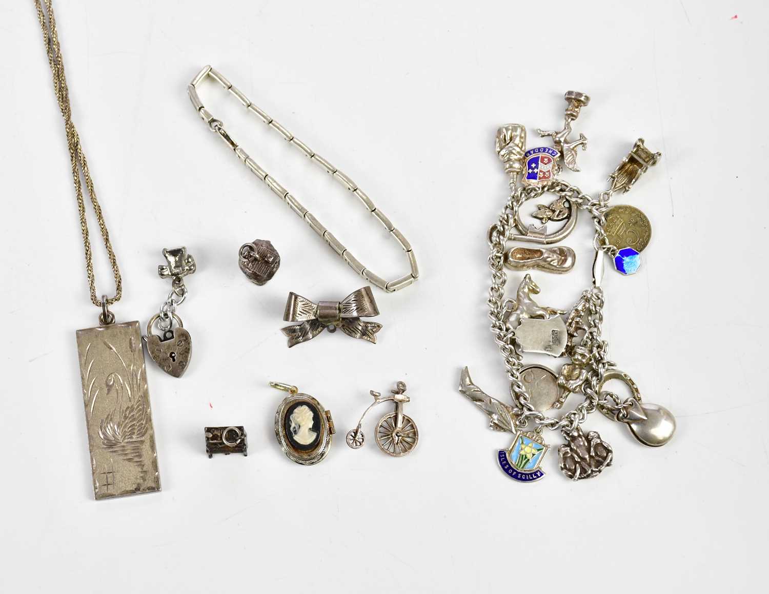 Lot 537 - A group of silver and white metal jewellery