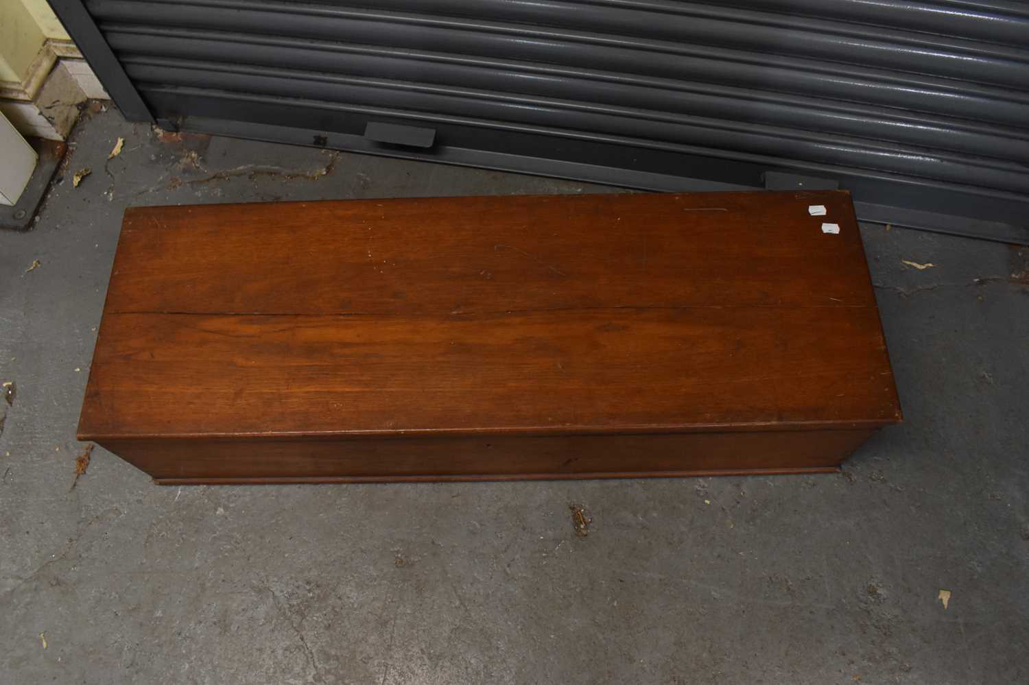 Lot 35 - A WWI period oak rifle box with hinged lid