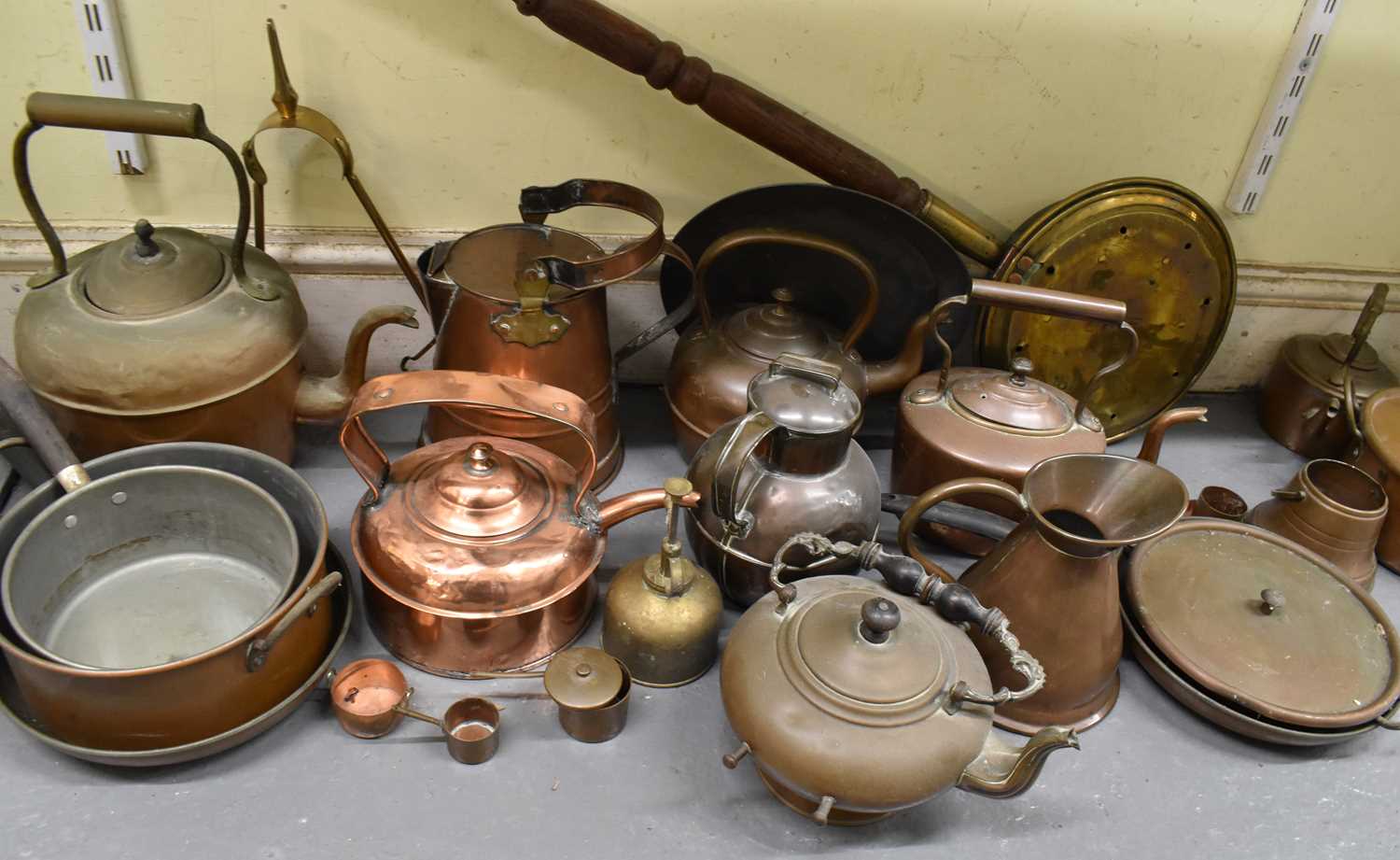 Lot 459 - A group of copper and brassware, including