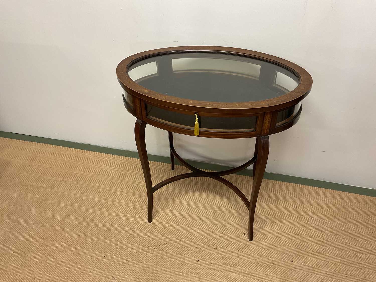 Lot 472 - A bijouterie table complete with key, width