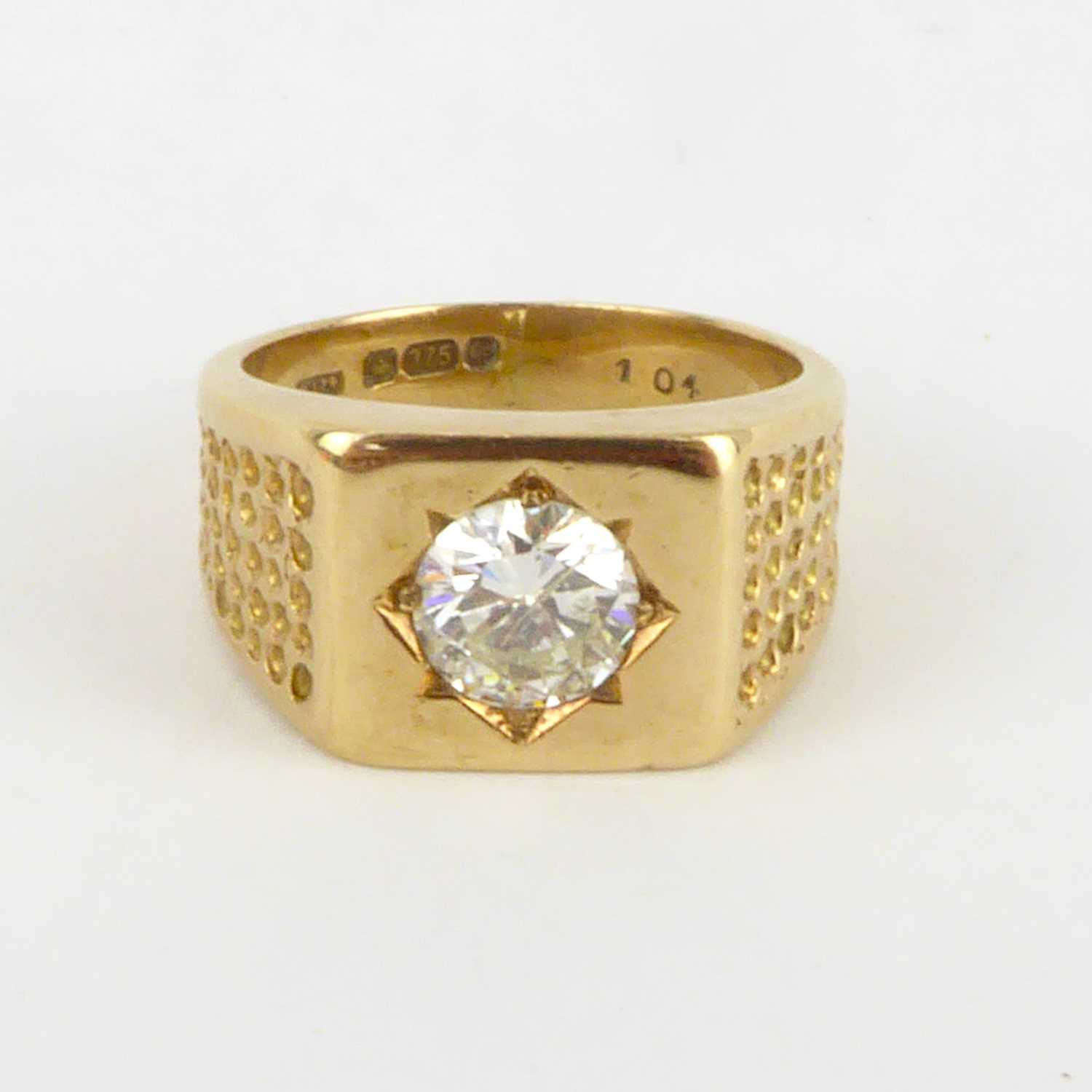 Lot 872 - A gentleman's 9ct yellow gold diamond inset