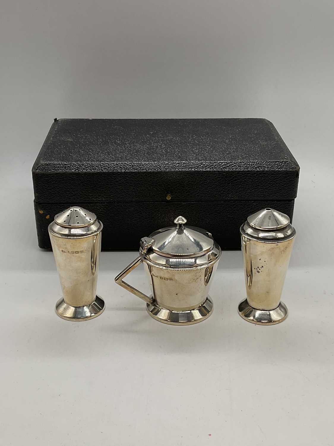 Lot 293 - ROBERT DORE; a George V cased hallmarked