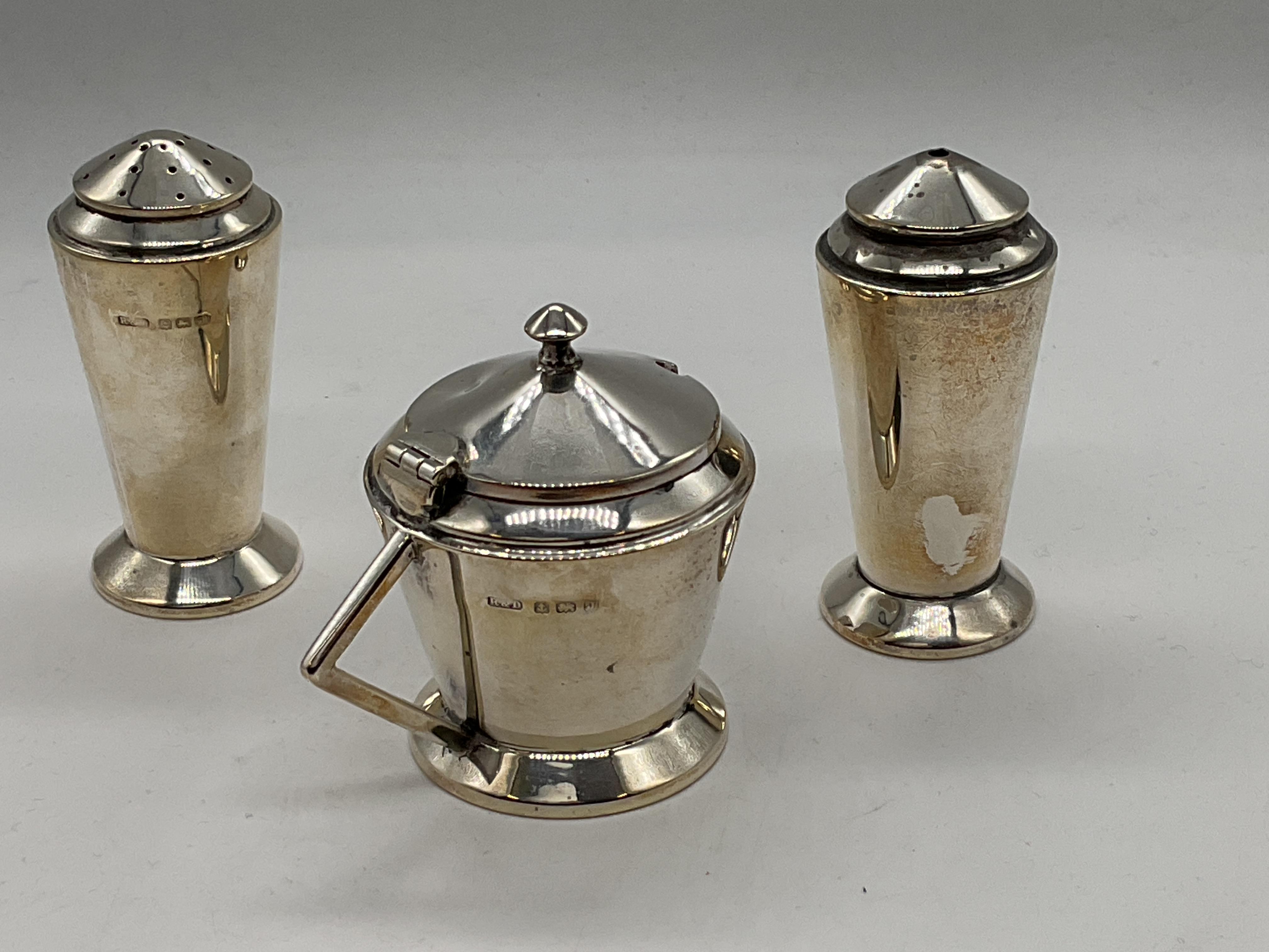 Lot 293 - ROBERT DORE; a George V cased hallmarked