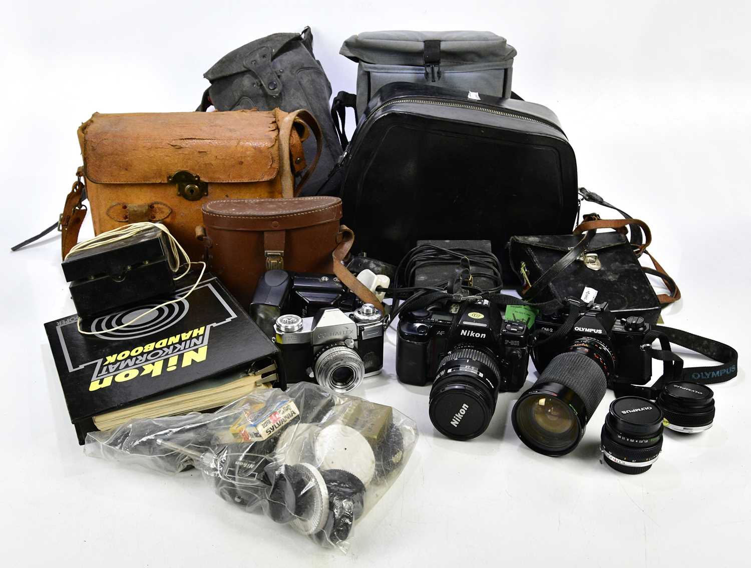Lot 2176 - A collection of vintage cameras and