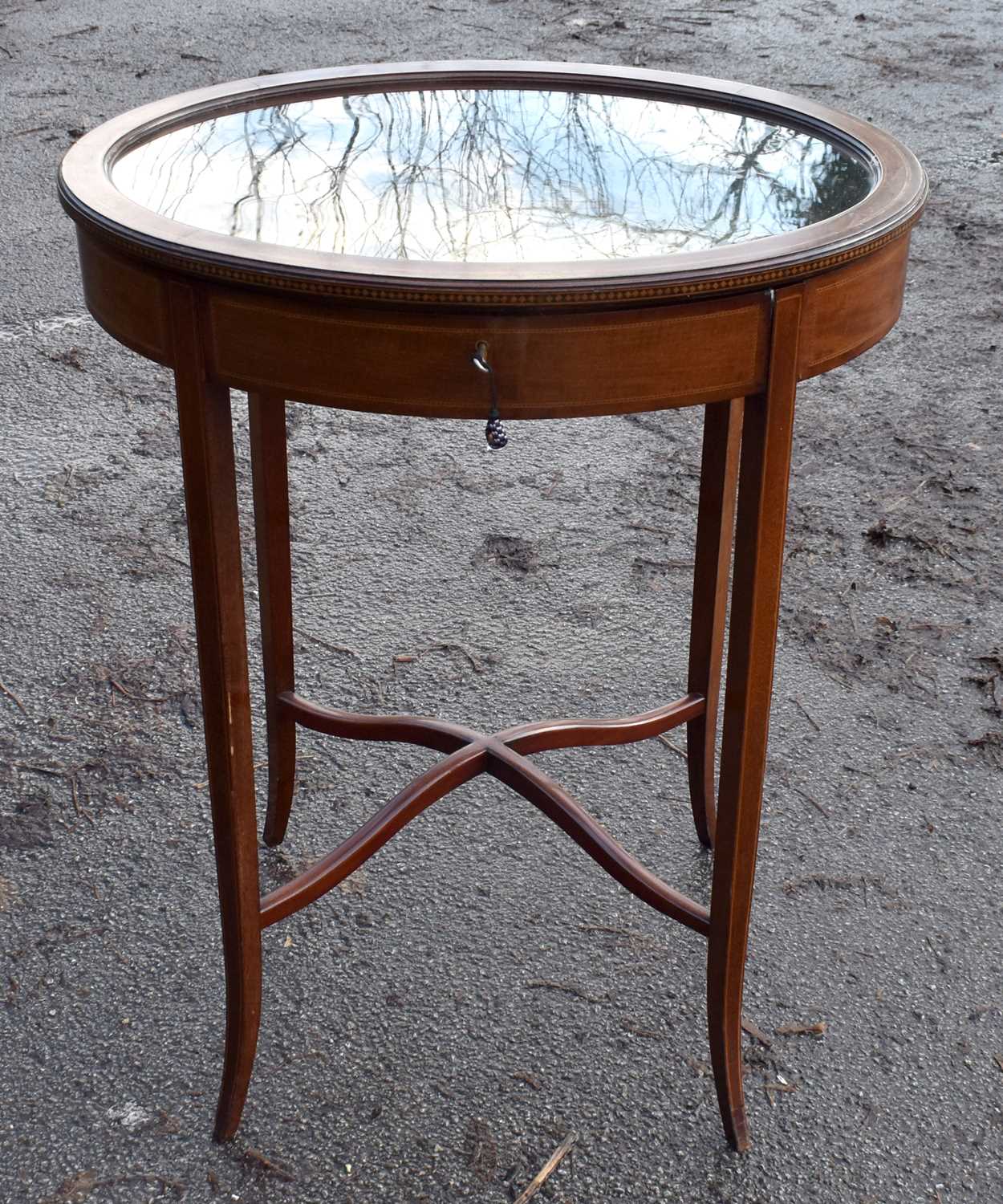 Lot 1688 - An Edwardian mahogany oval bijouterie table,