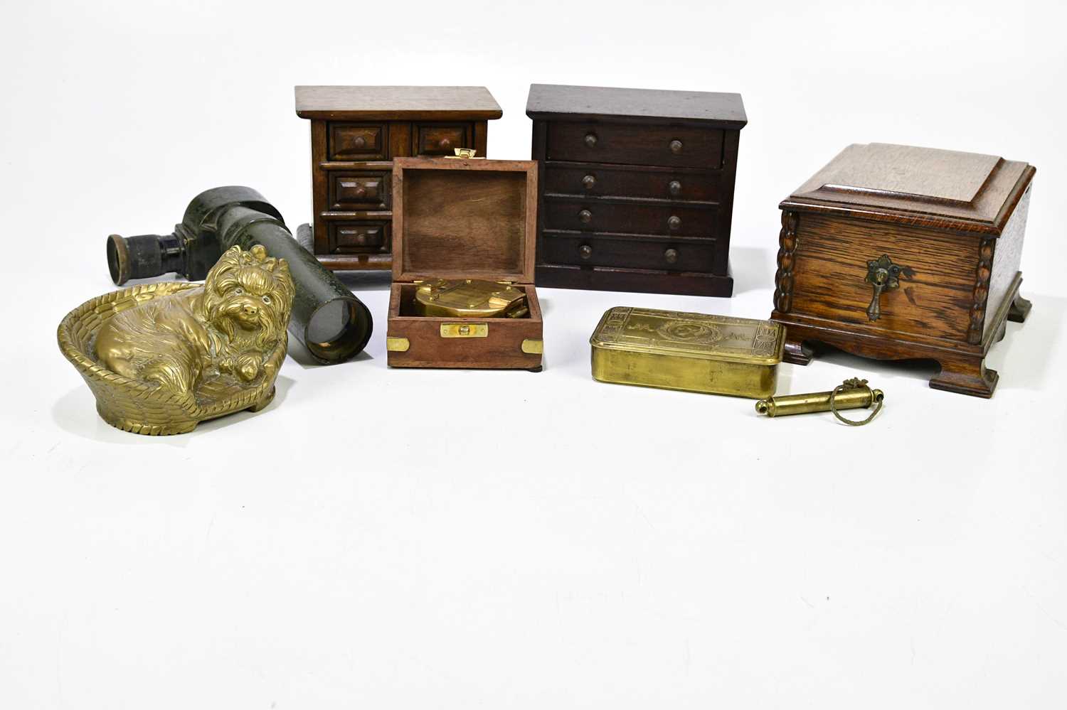 Lot 290 - An assortment of collectors' items including