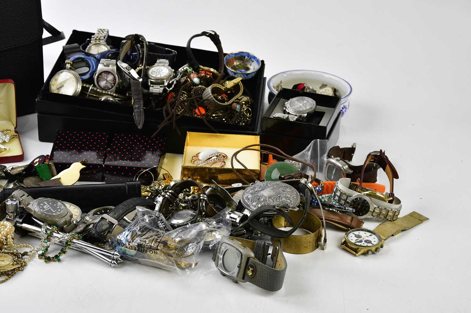 Lot 1150 - An extensive collection of costume