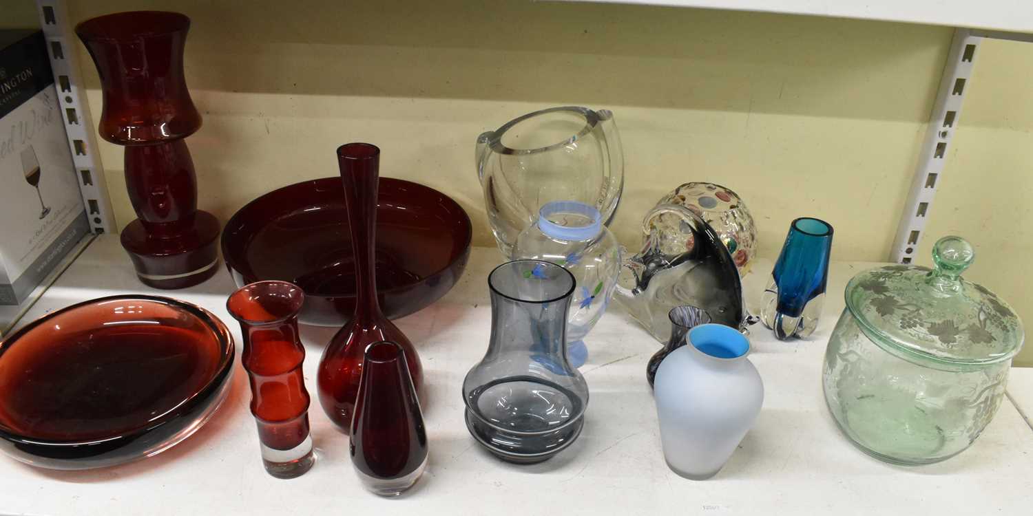 Lot 552 - A group of art glass including green glass