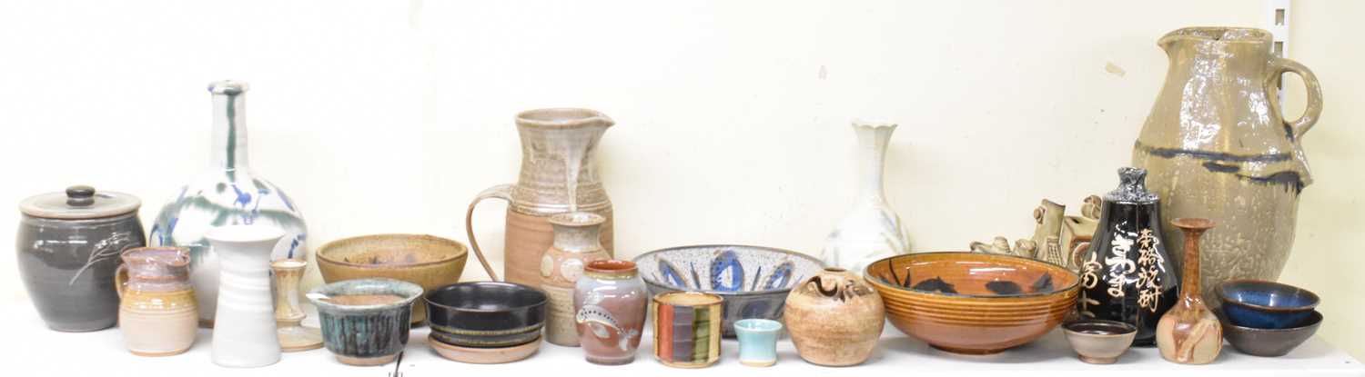 Lot 470 - A group of studio pottery style items