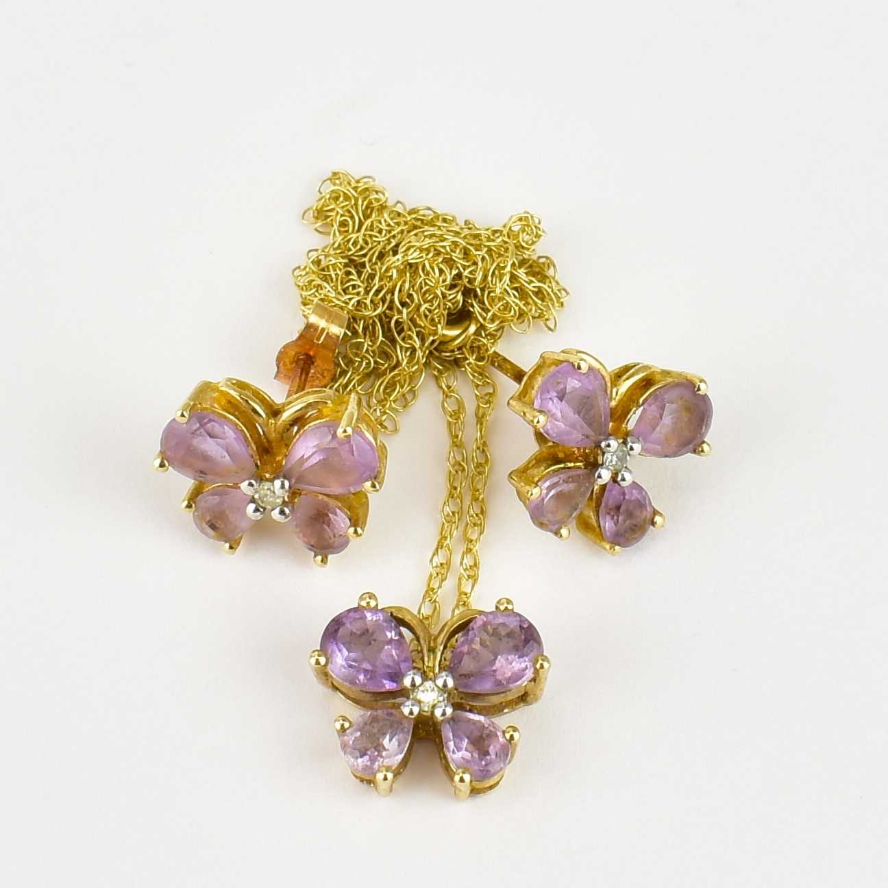 Lot 837 - A 9ct gold dainty necklace with ring clasp,