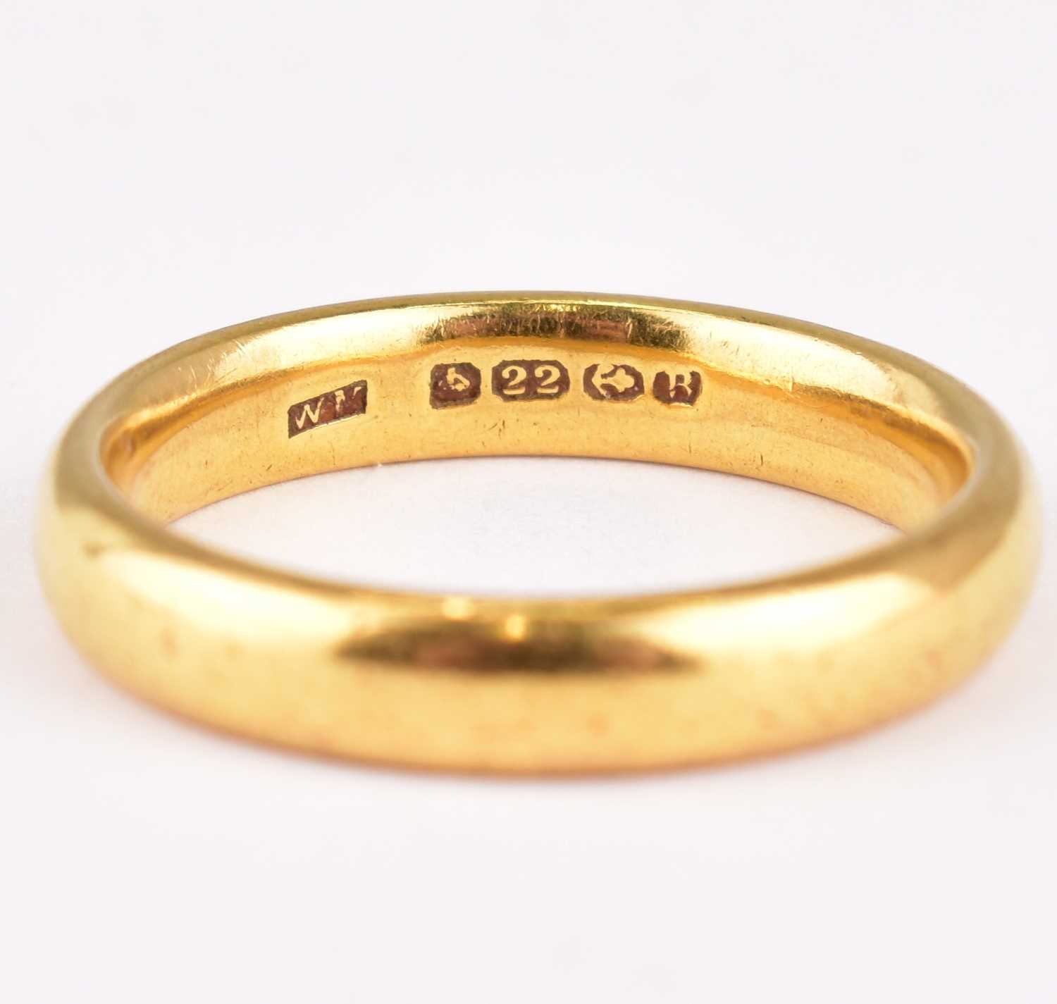 Lot 716 - A 22ct gold wedding band, size O, approx.