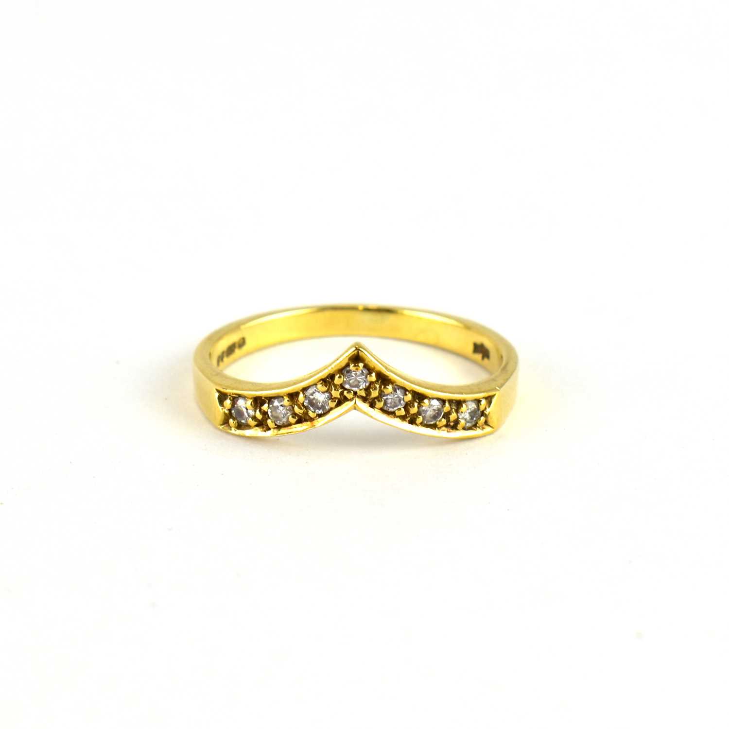 Lot 769 - A 9ct gold wishbone ring set with small