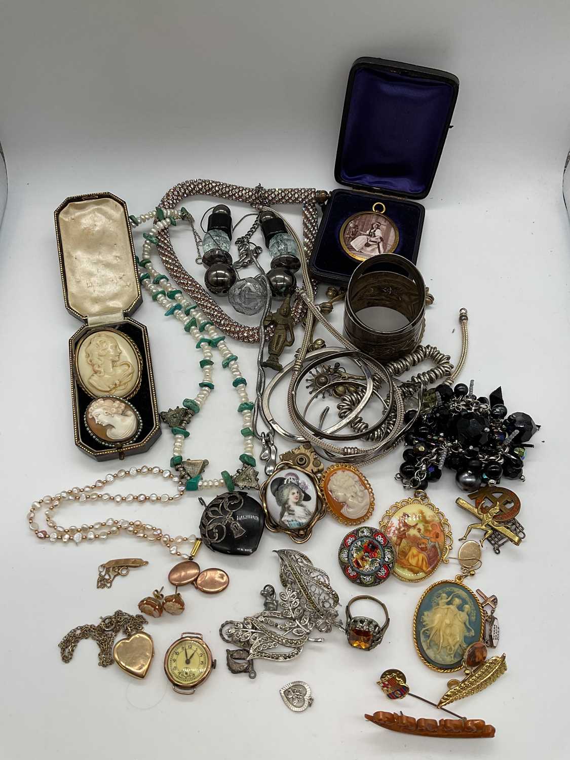 Lot 509 - A quantity of jewellery including some gold