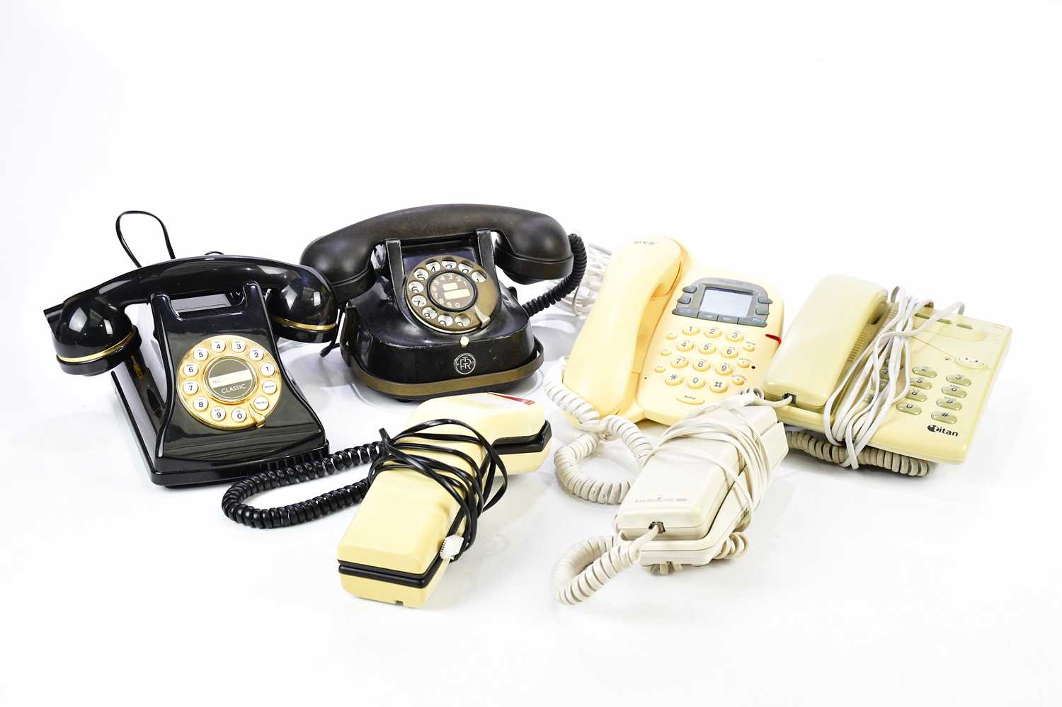 Lot 1093 - A collection of vintage telephones,