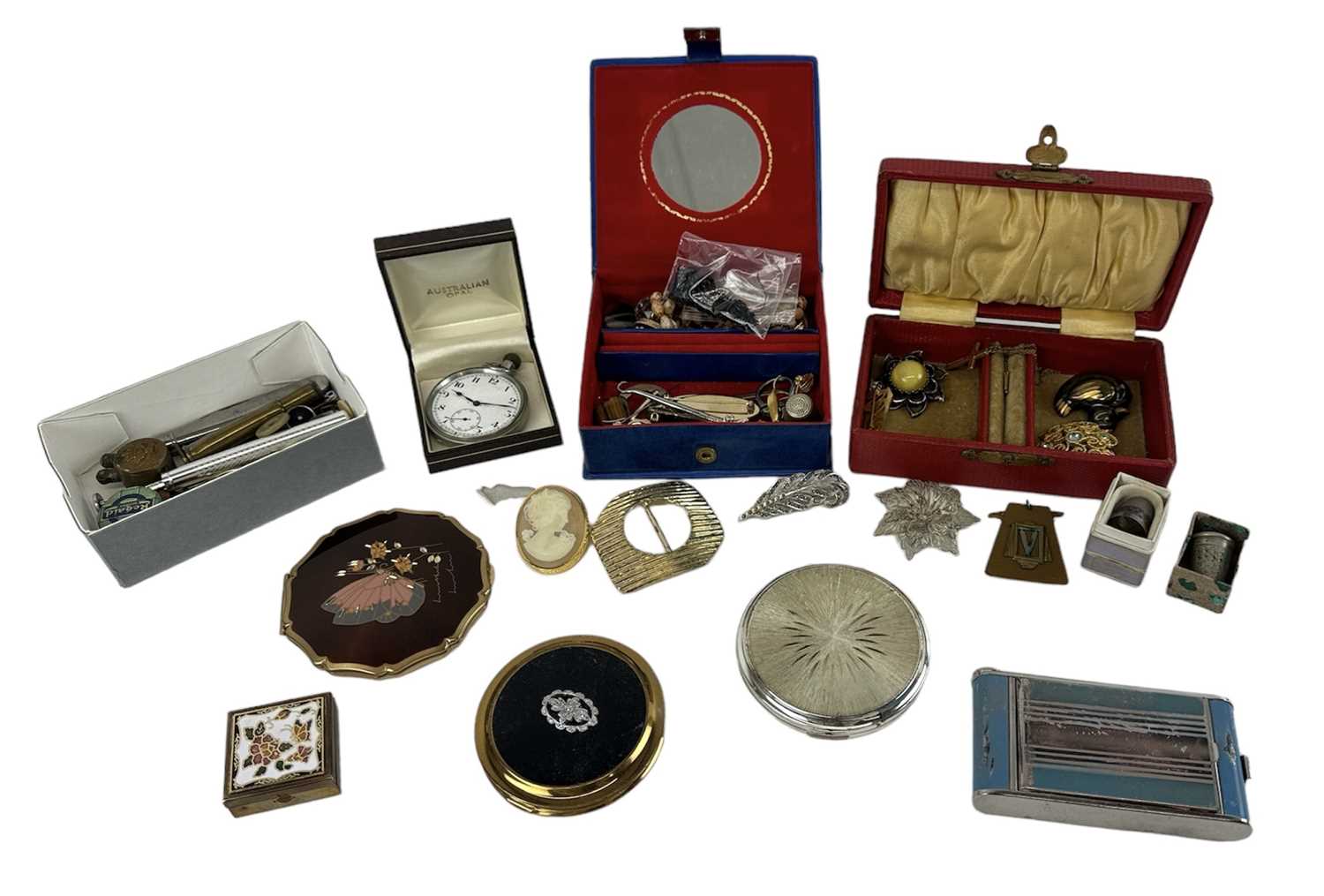Lot 364 - A group of collectors' items including three