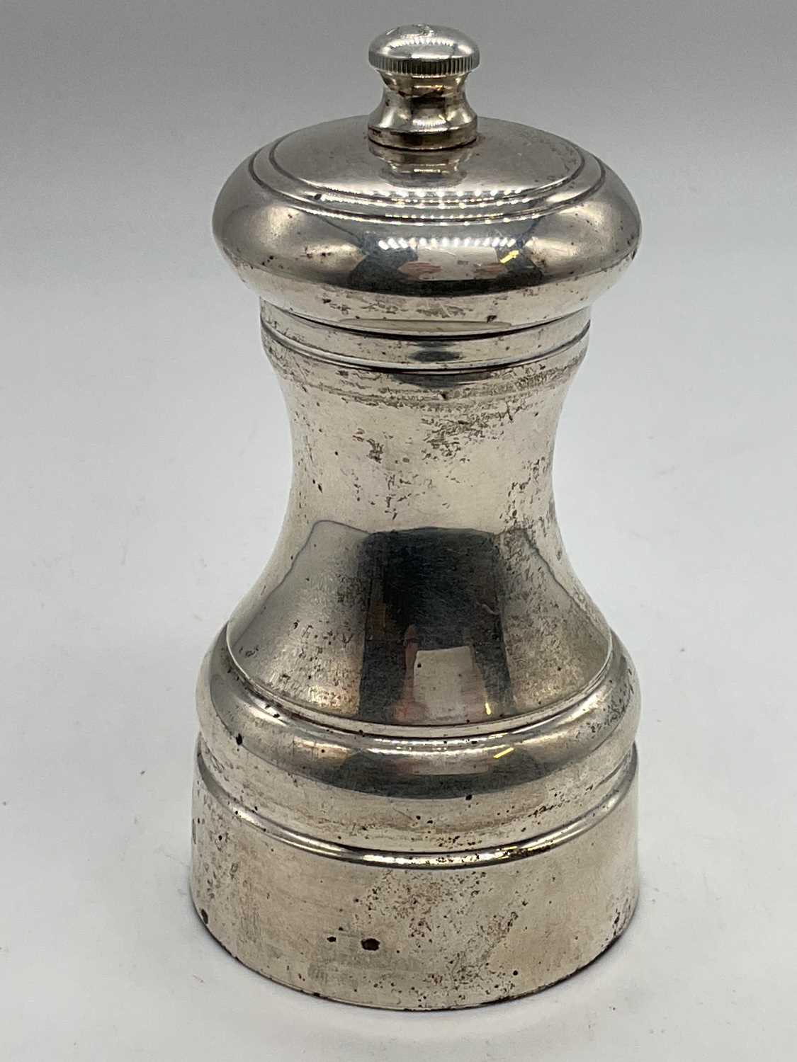 Lot 453 - GARRARD & CO LTD; an Elizabeth II hallmarked