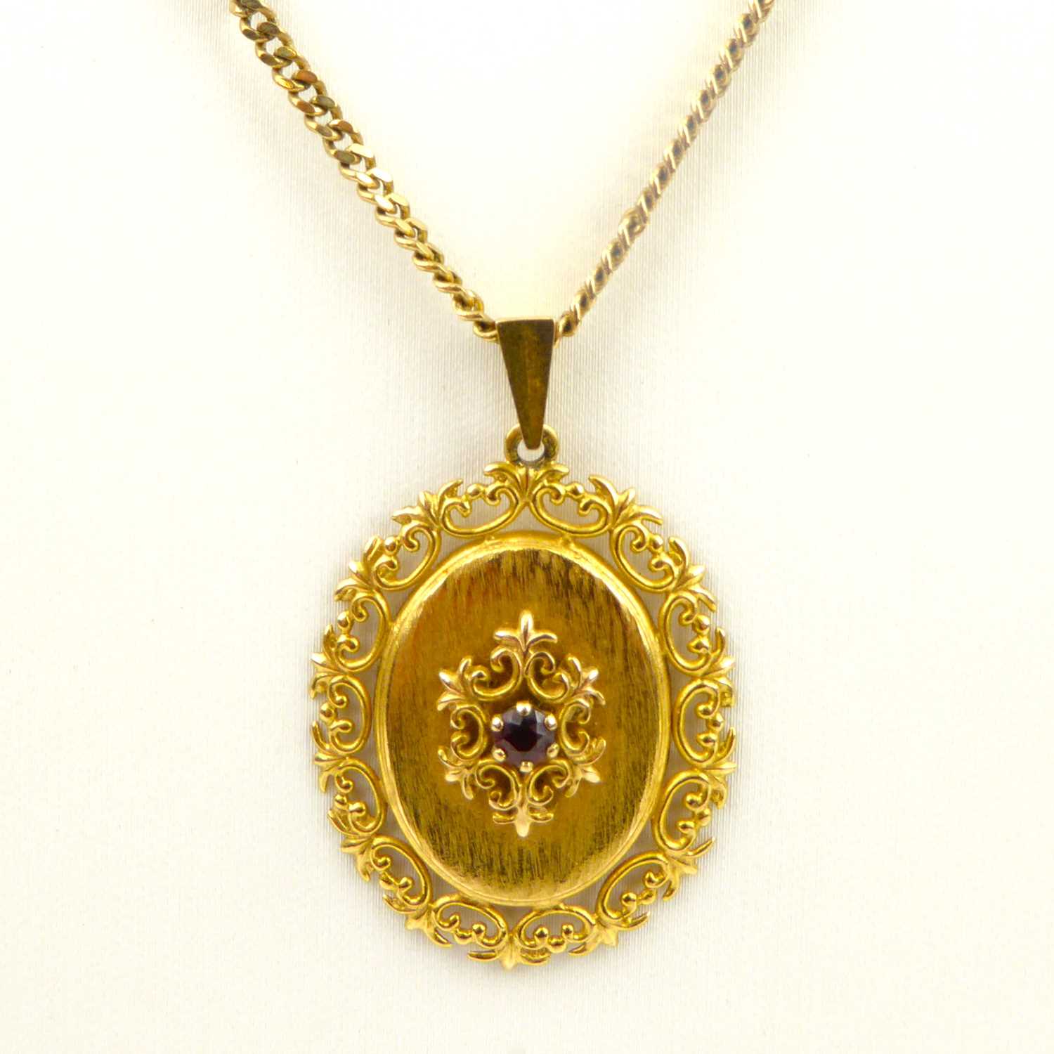 Lot 777 - A 9ct gold dainty curb link necklace with