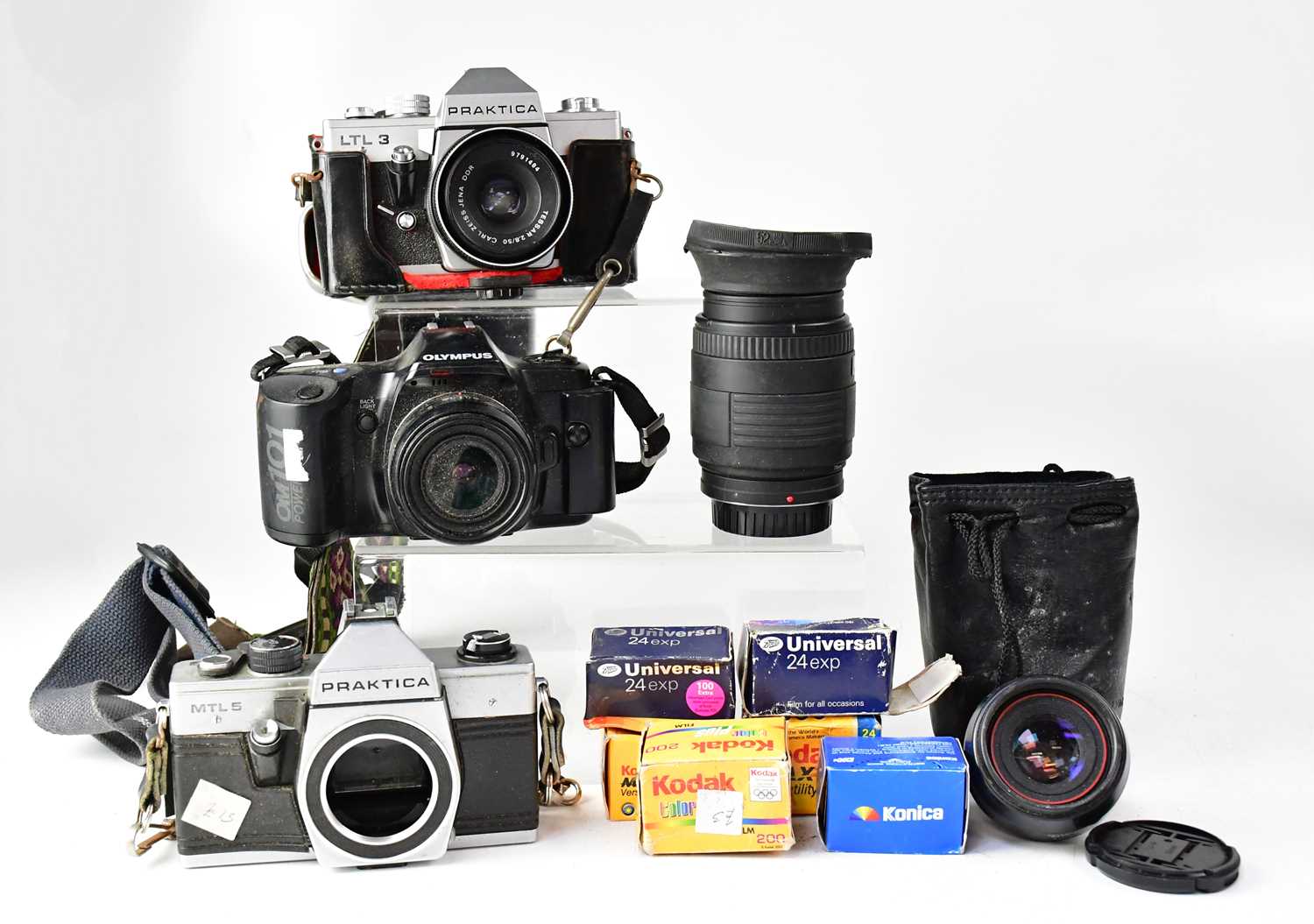 Lot 98 - A small quantity of vintage cameras,