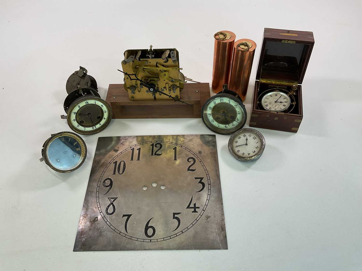 Lot 1358 - A quantity of clock movements and parts for