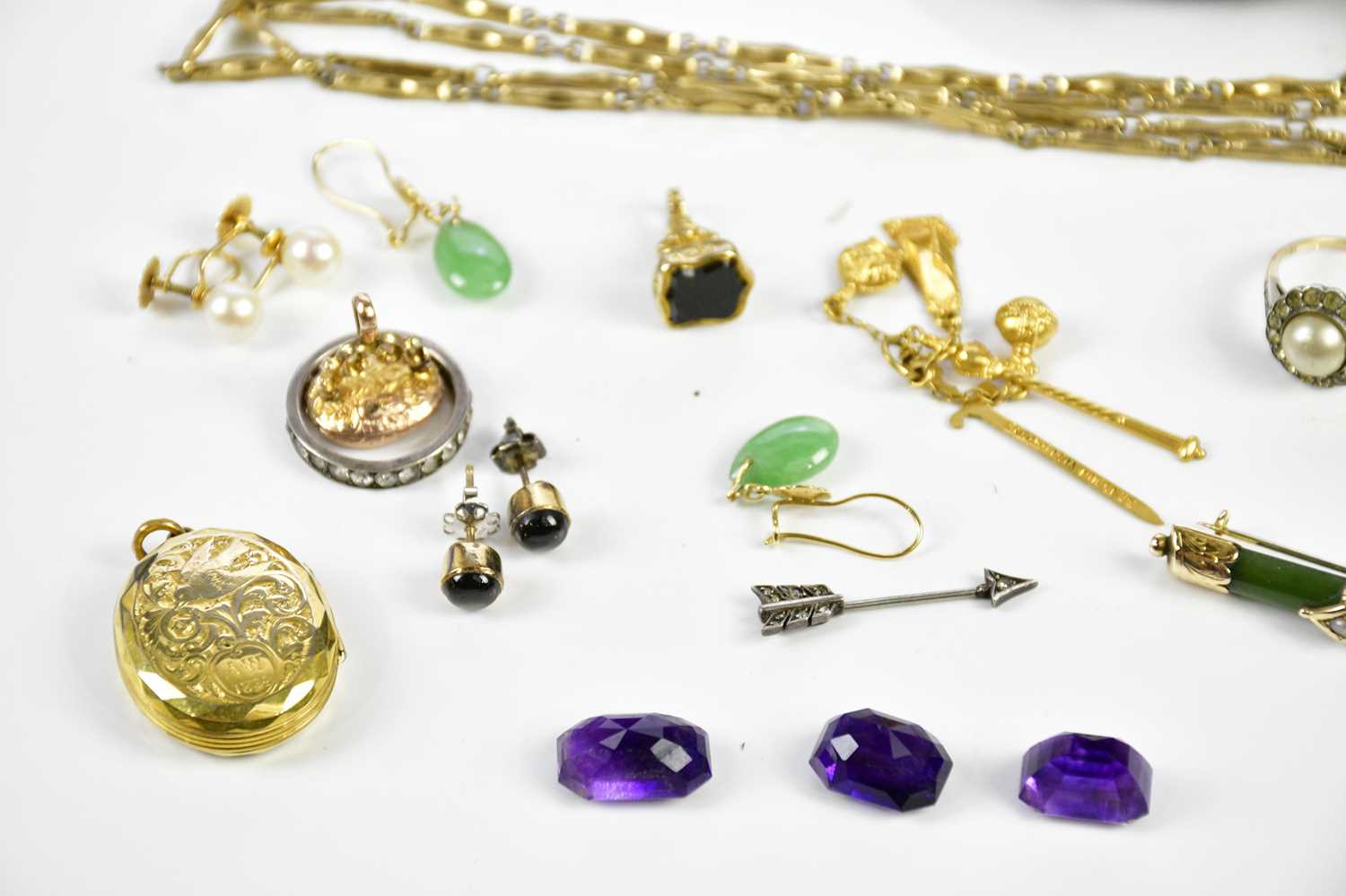 Lot 7 - An interesting collection of jewellery,