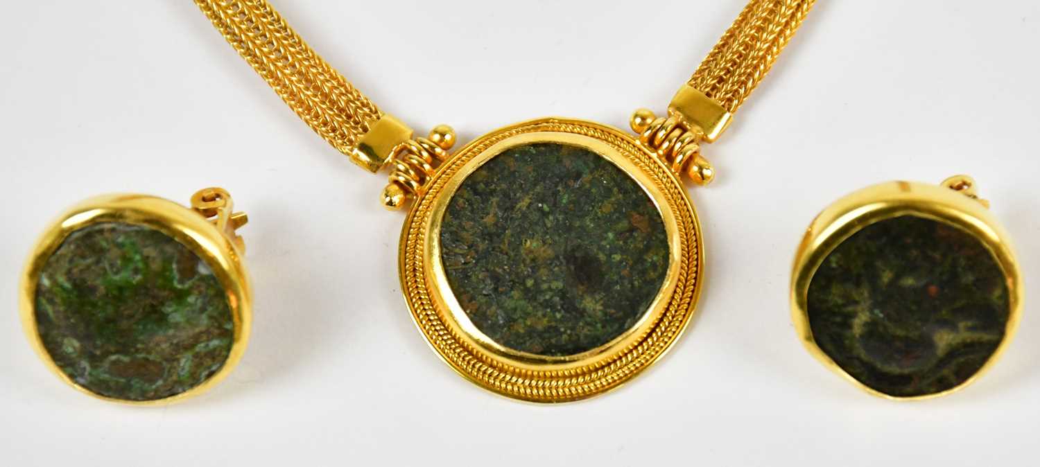 Lot 357 - An 18ct yellow gold collarette set with an