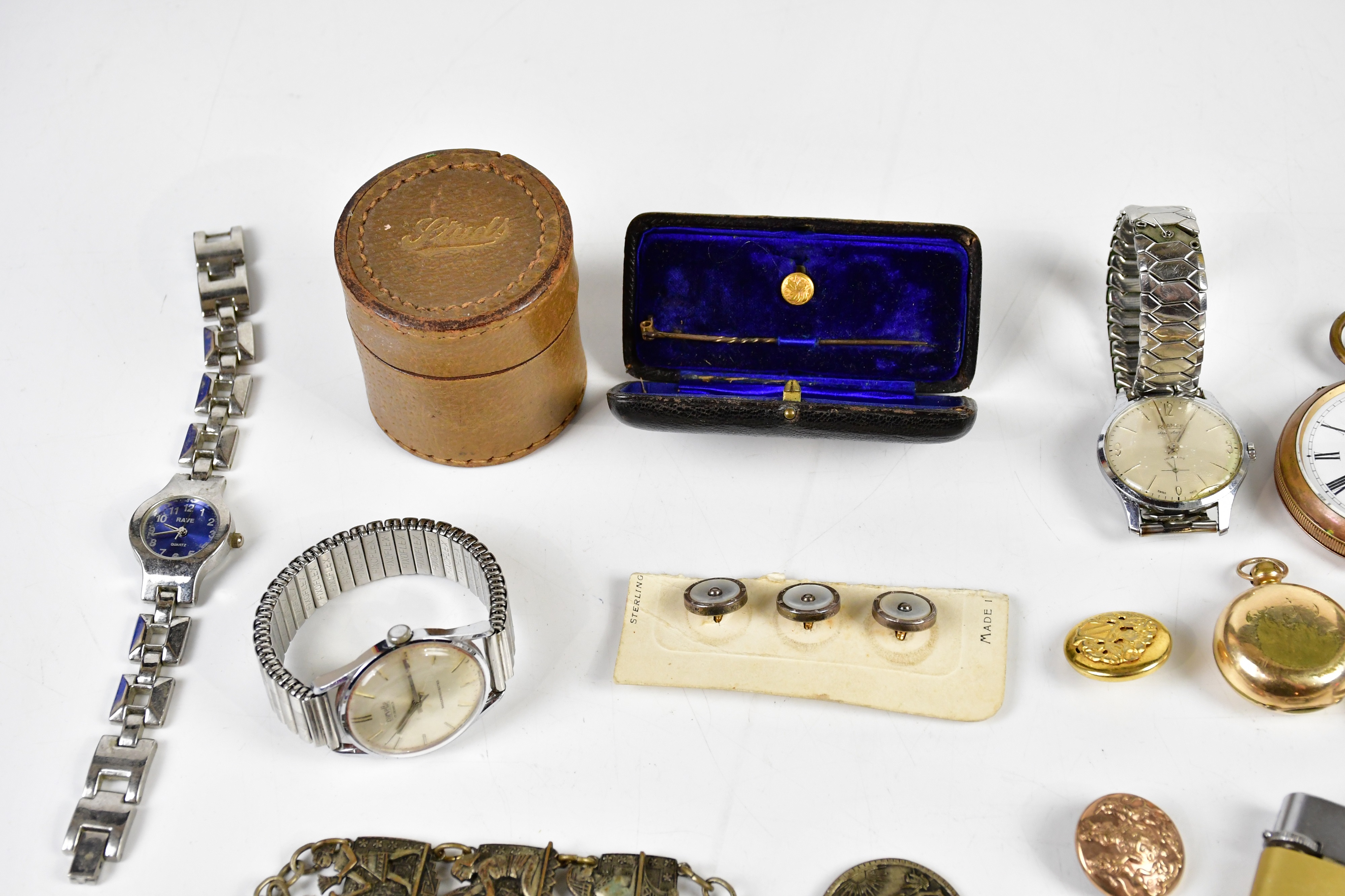 Lot 518 - A quantity of assorted costume jewellery