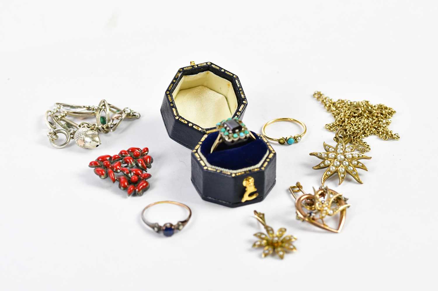 Lot 490 - A small quantity of jewellery, including
