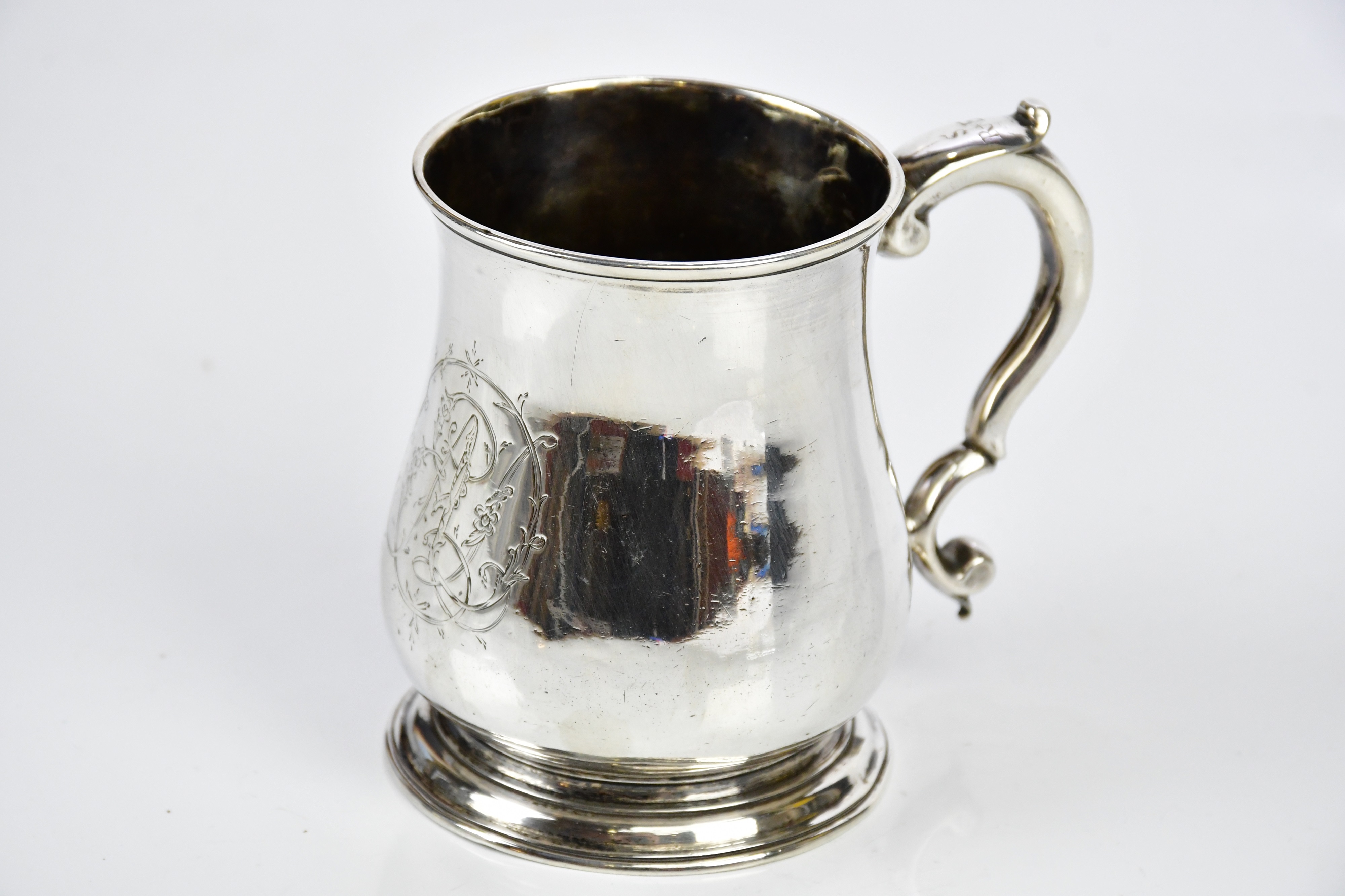 Lot 2095 - A George III silver tankard, London 1777,