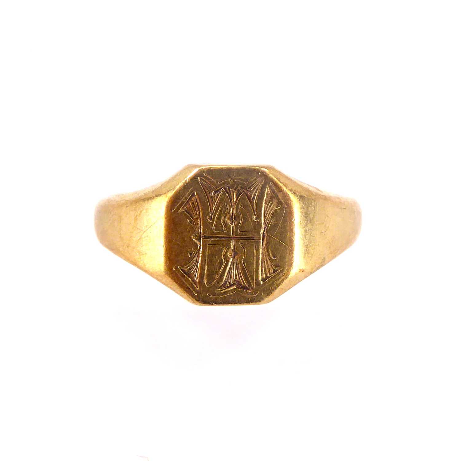 Lot 727 - A gentlemen's 9ct gold signet ring with flat