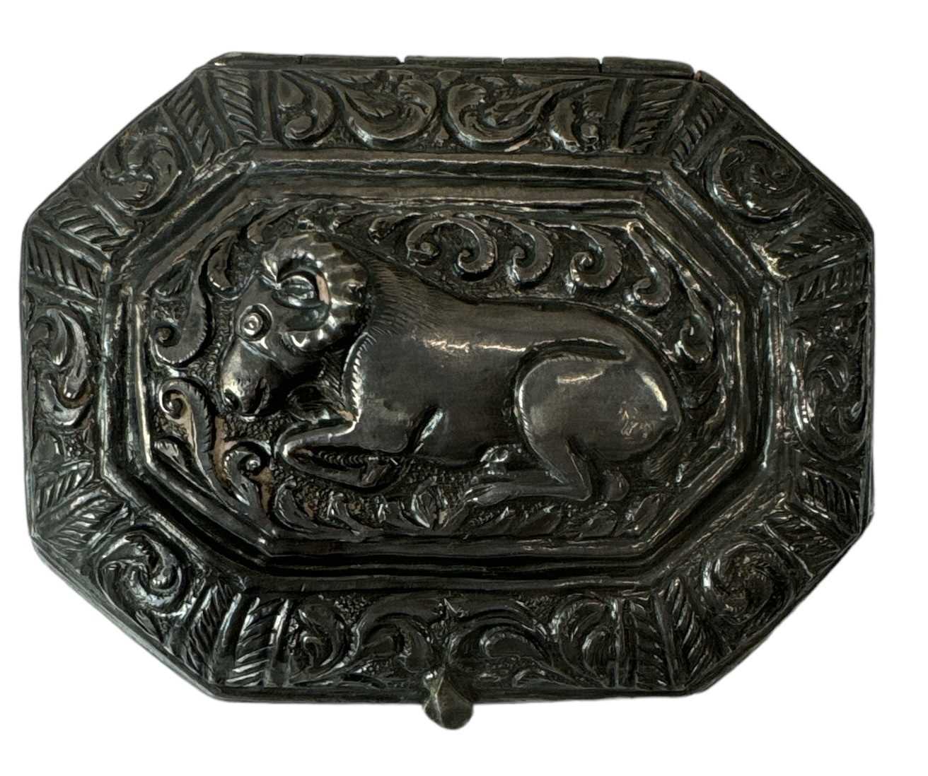 Lot 1386 - An Indian white metal snuff box of canted