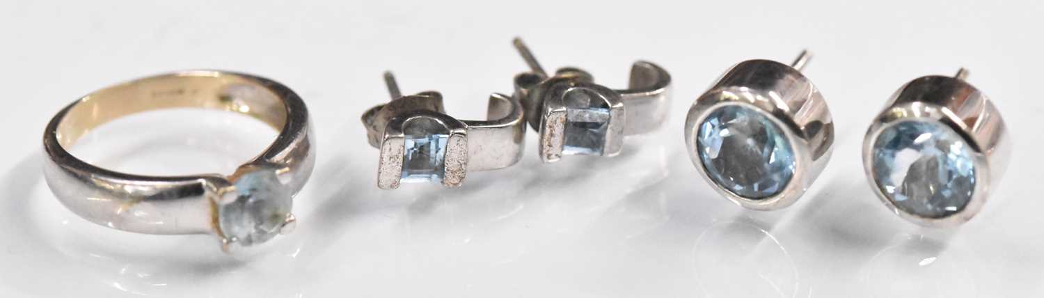 Lot 1506 - A 9ct white gold blue stone set ring, size