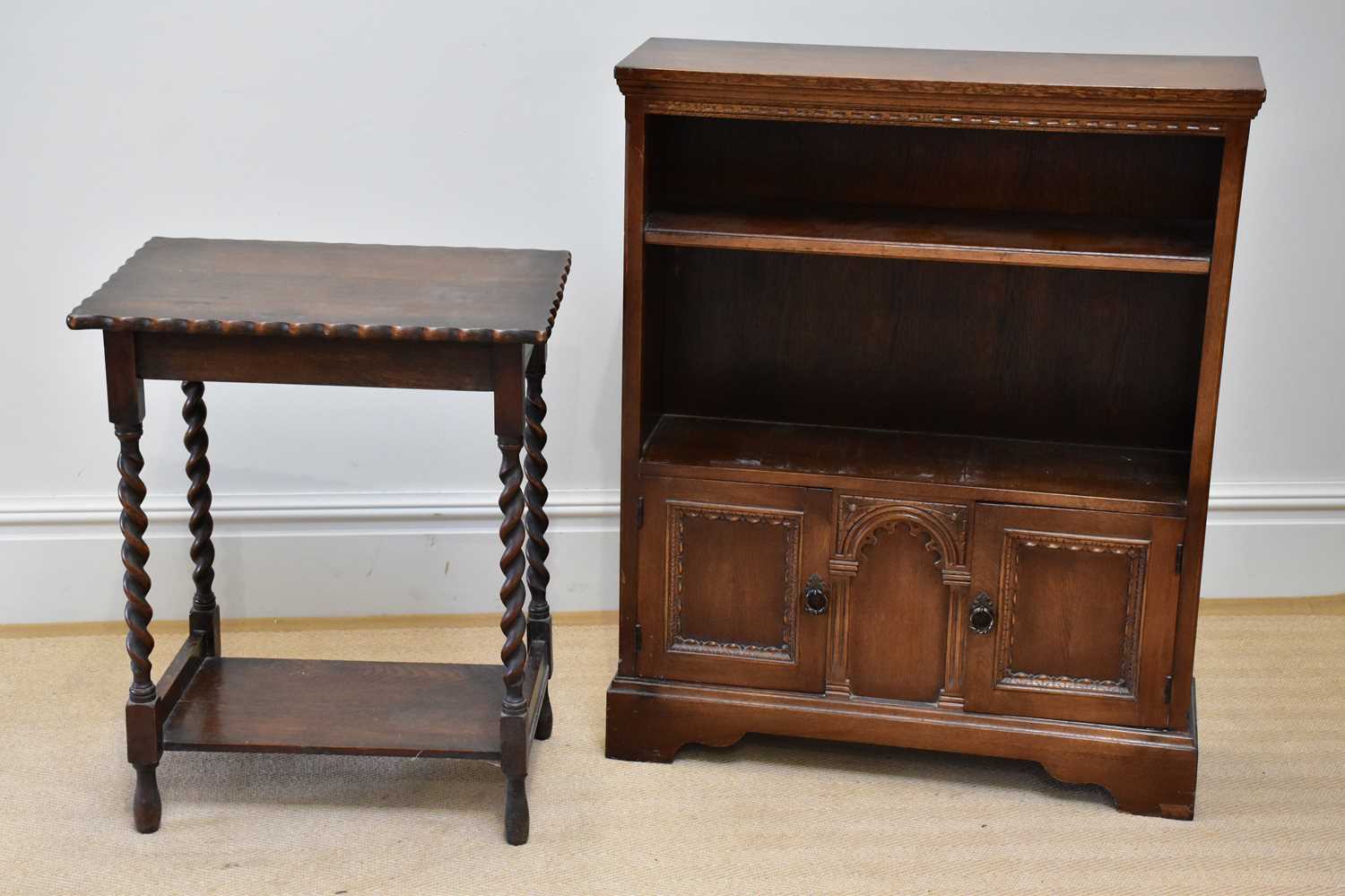 Lot 282 - A reproduction oak freestanding bookcase