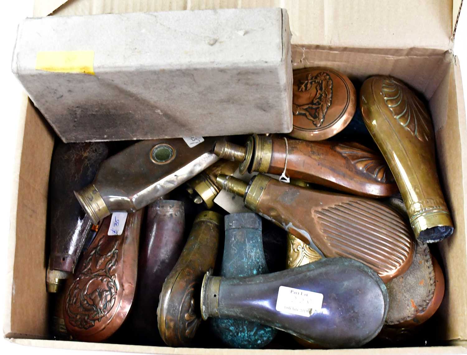 Lot 487 - A good quantity of shot and powder flasks